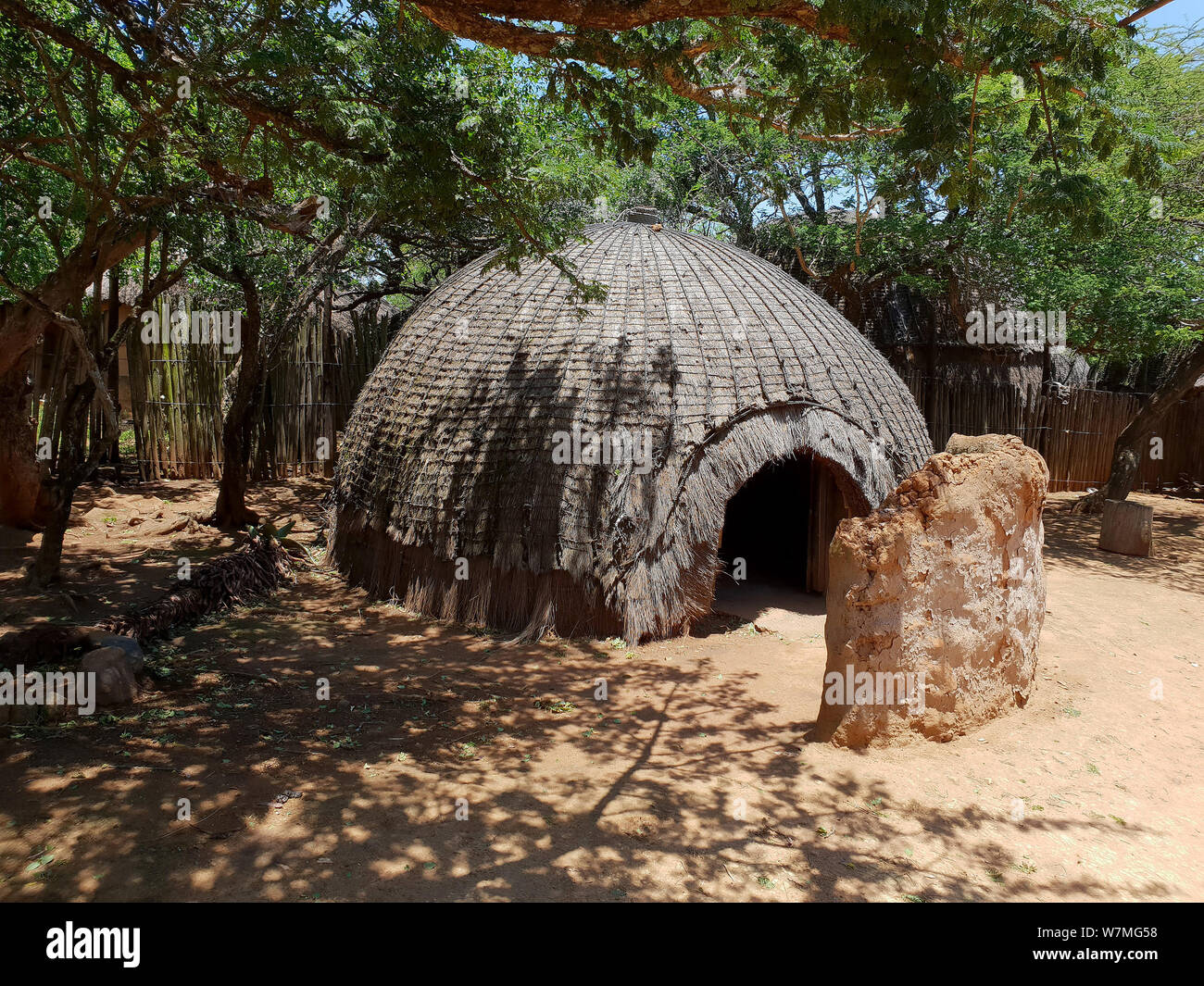 Traditional zulu house hi-res stock photography and images - Alamy