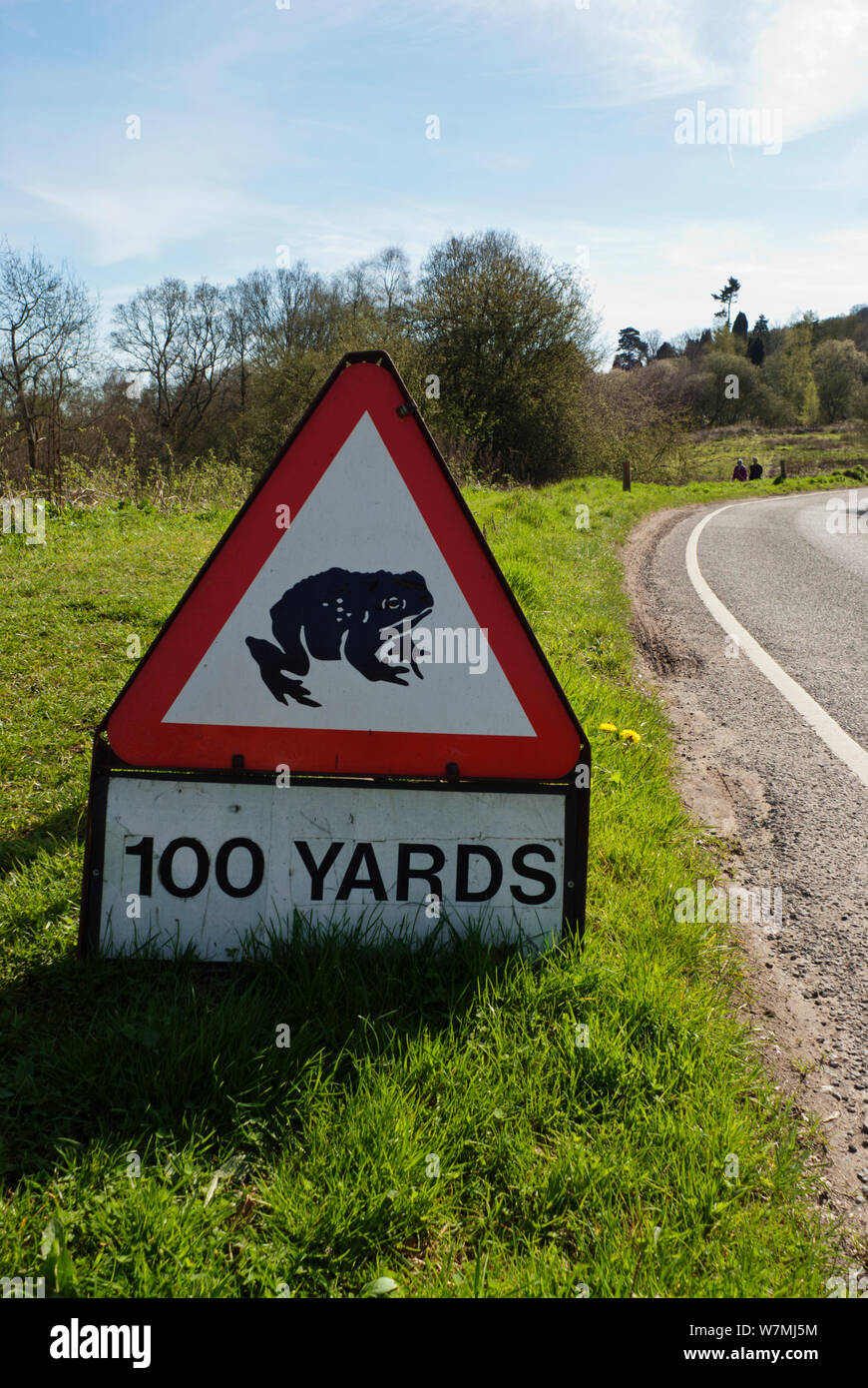 Toad crossing sign hi-res stock photography and images - Alamy