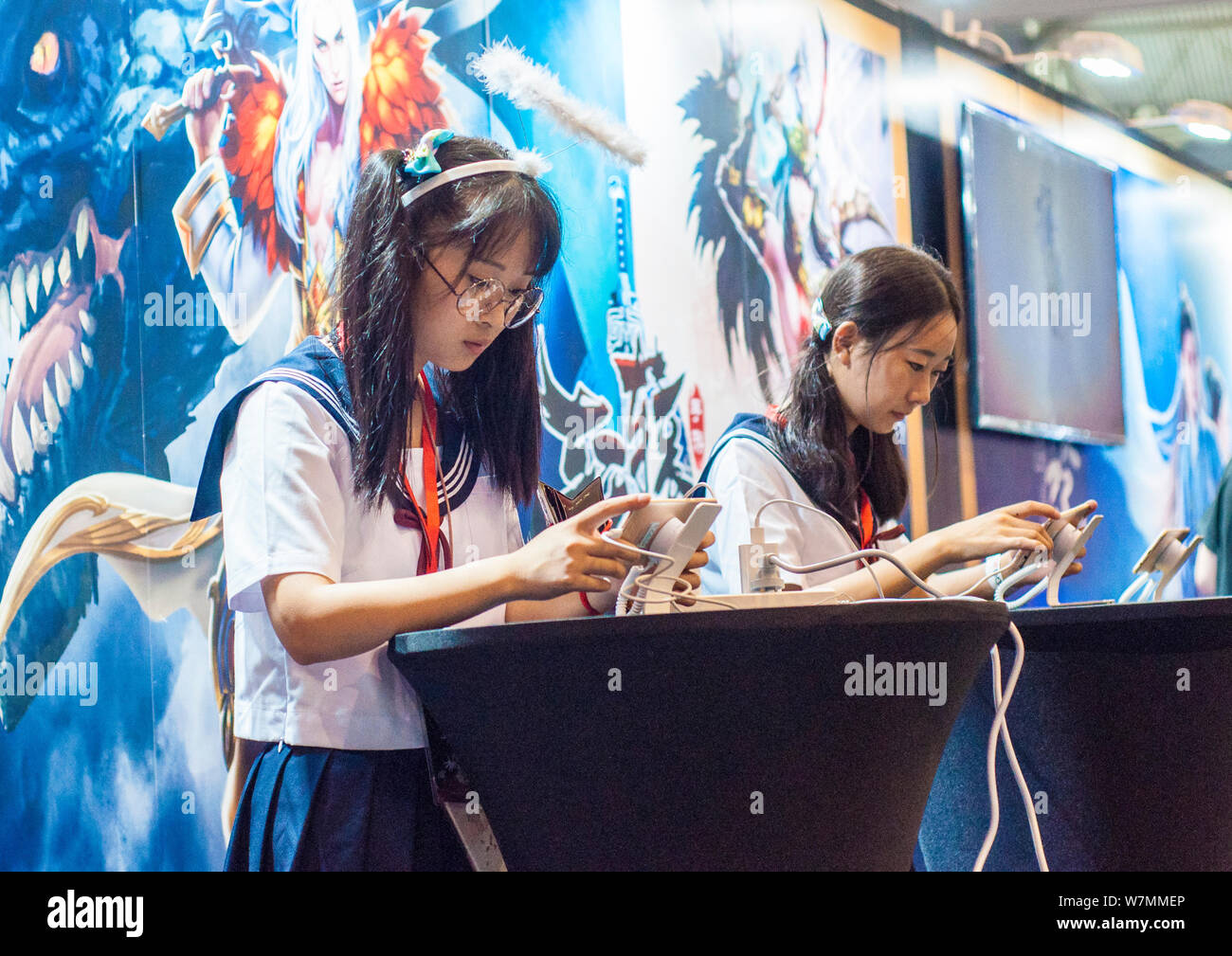 --FILE--Chinese mobile game players play Tencent's mobile MOBA "King of ...