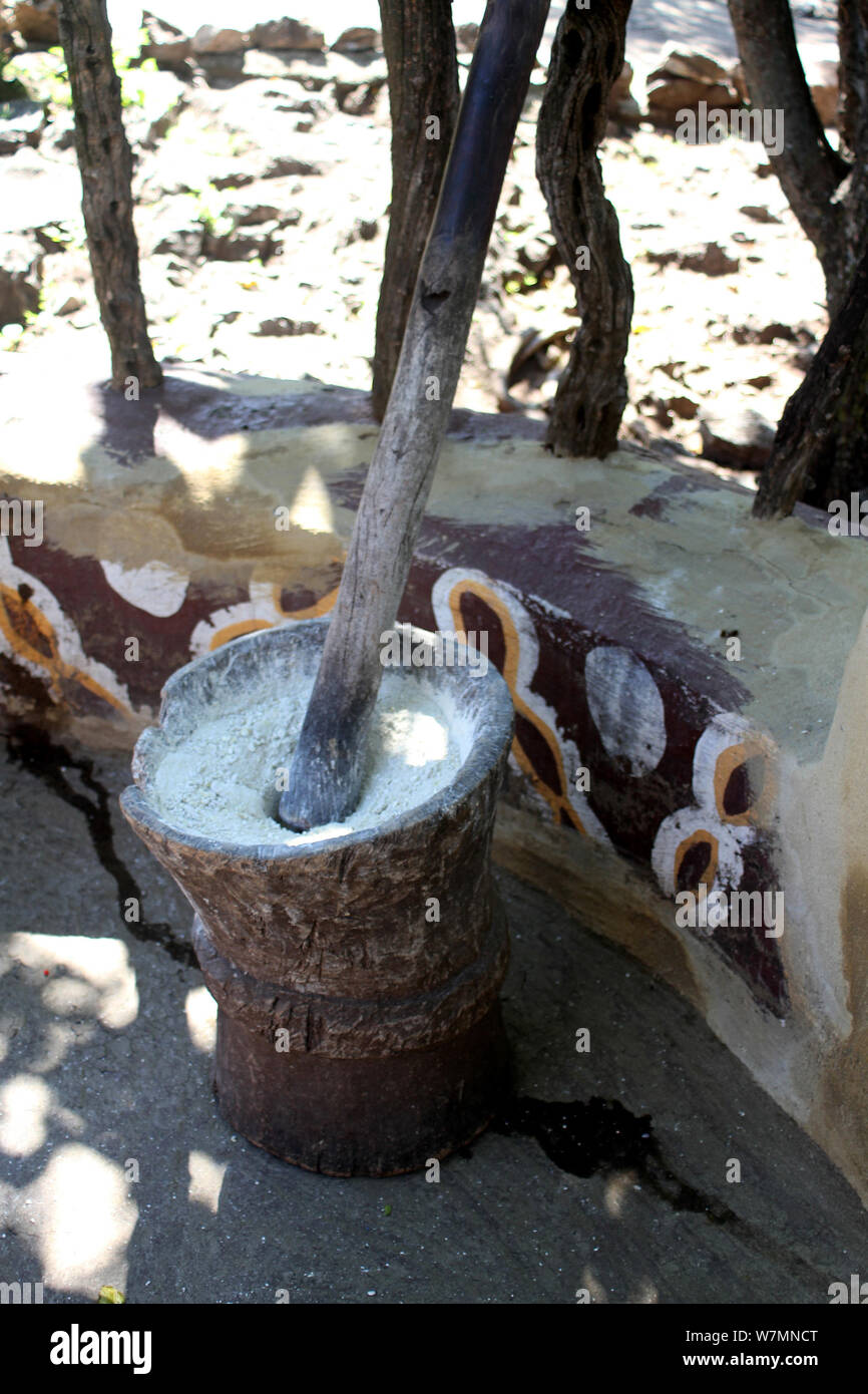 Africa pounding corn hi-res stock photography and images - Alamy