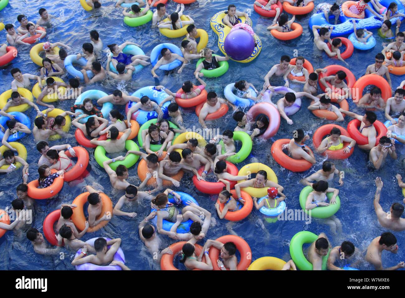 China crowded pool hi-res stock photography and images - Alamy