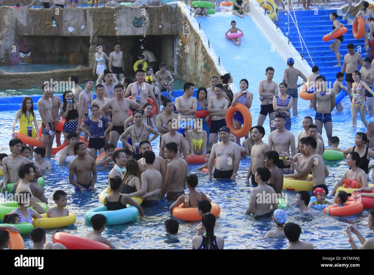 China crowded pool hi-res stock photography and images - Alamy