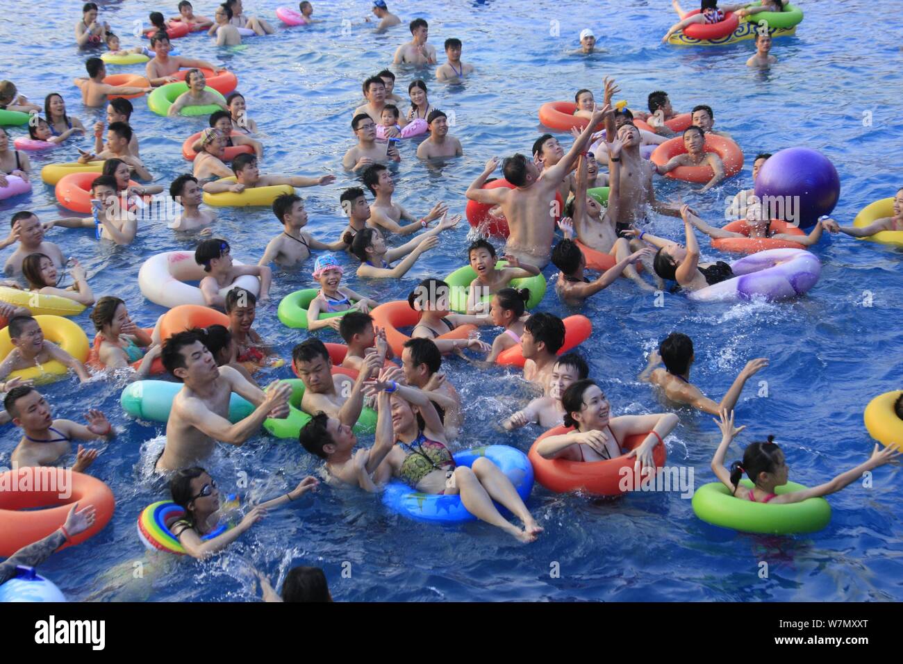 China crowded pool hi-res stock photography and images - Alamy