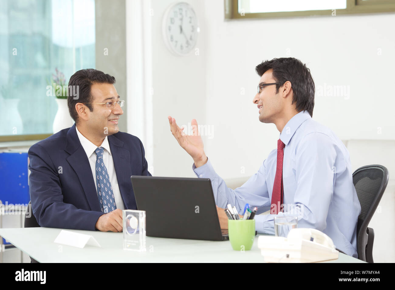 Bank teller customer hi-res stock photography and images - Alamy