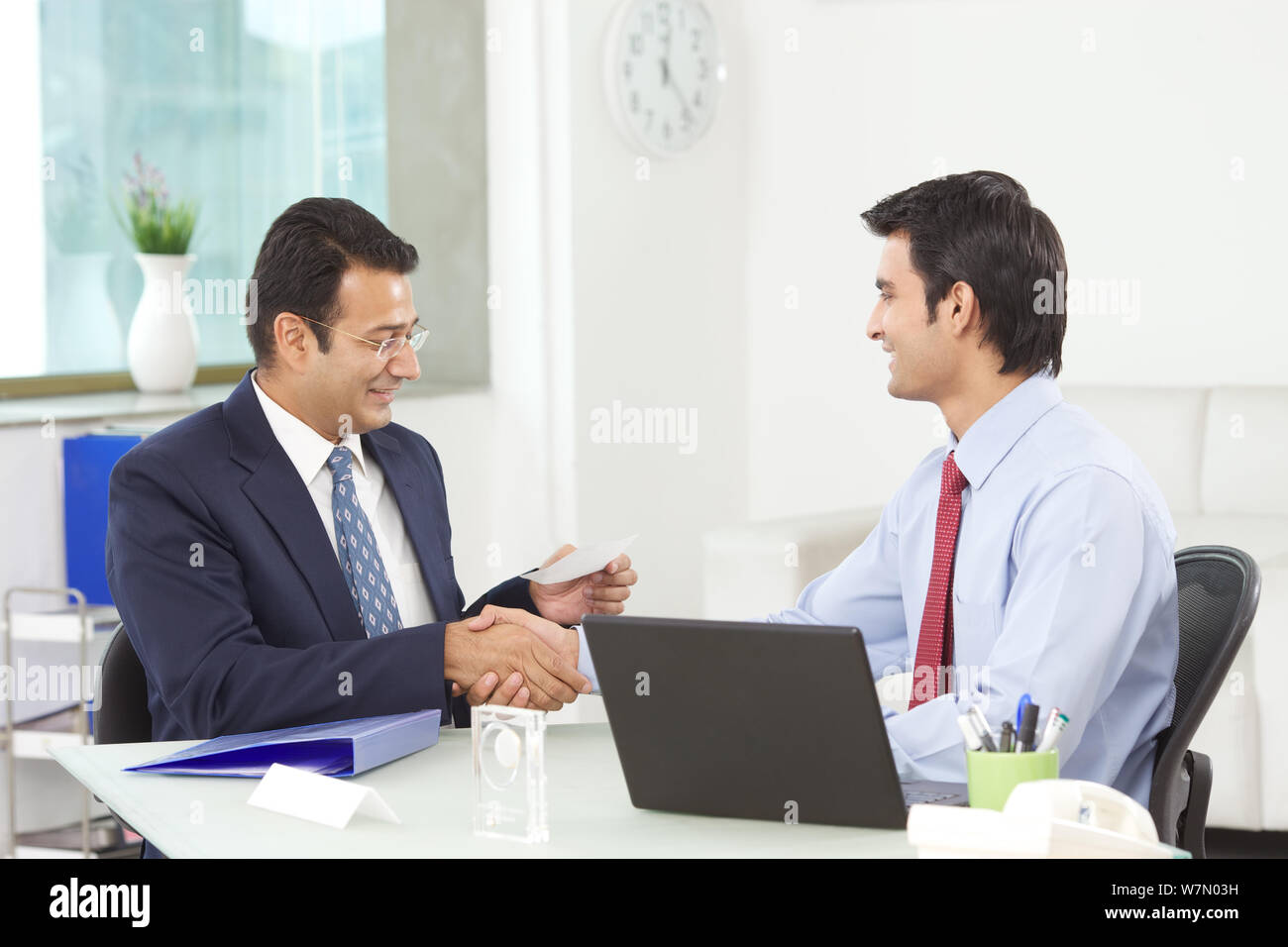 Man holding cheque hi-res stock photography and images - Alamy