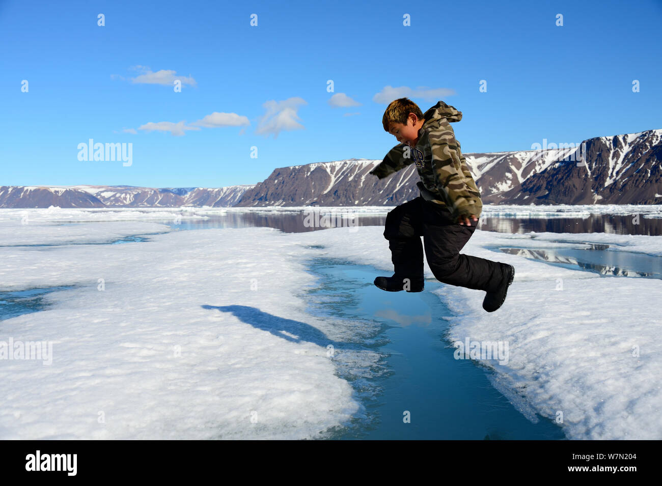 Canada children playing inuit hi-res stock photography and images - Alamy