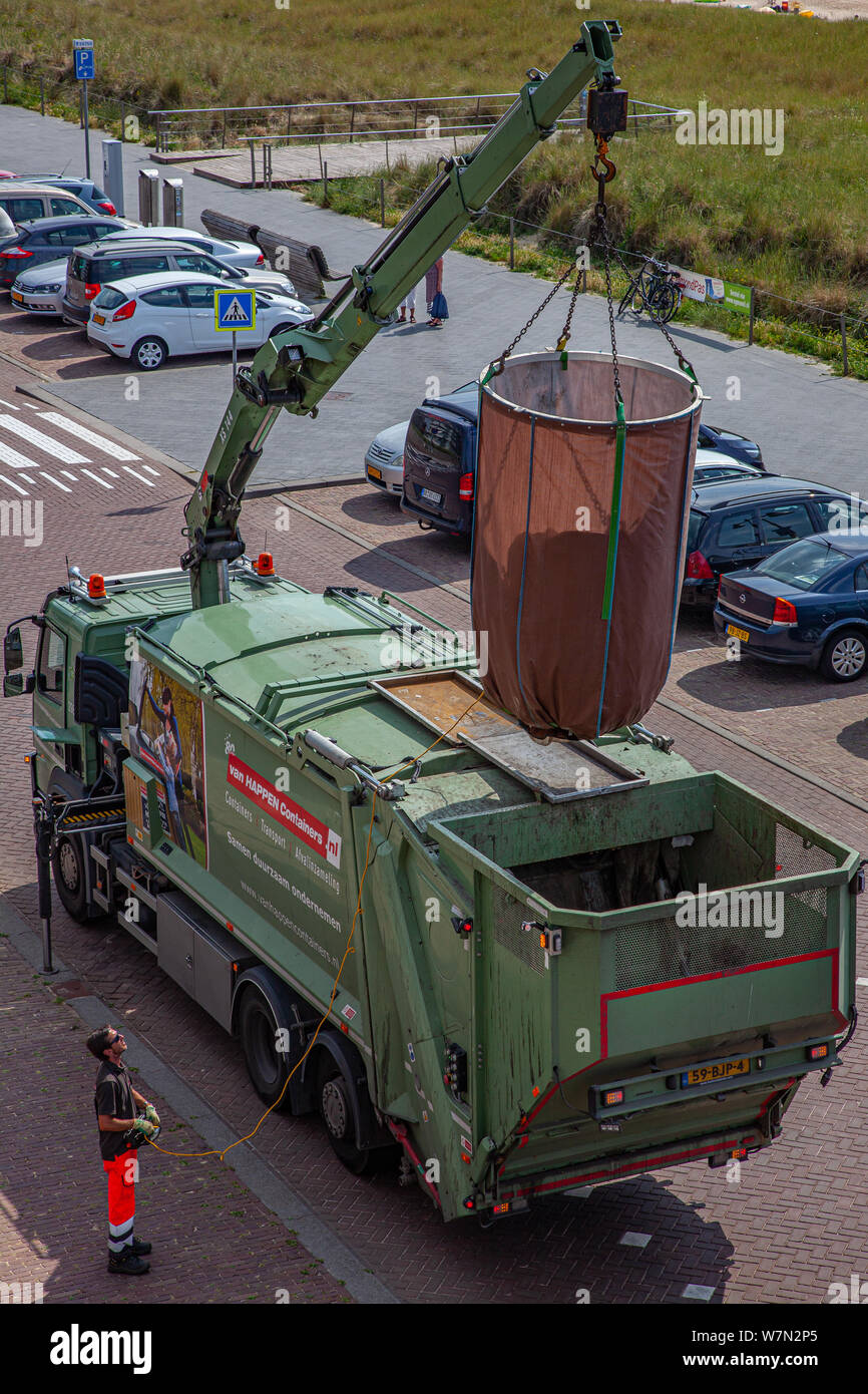 Garbage dump crane hi-res stock photography and images - Alamy
