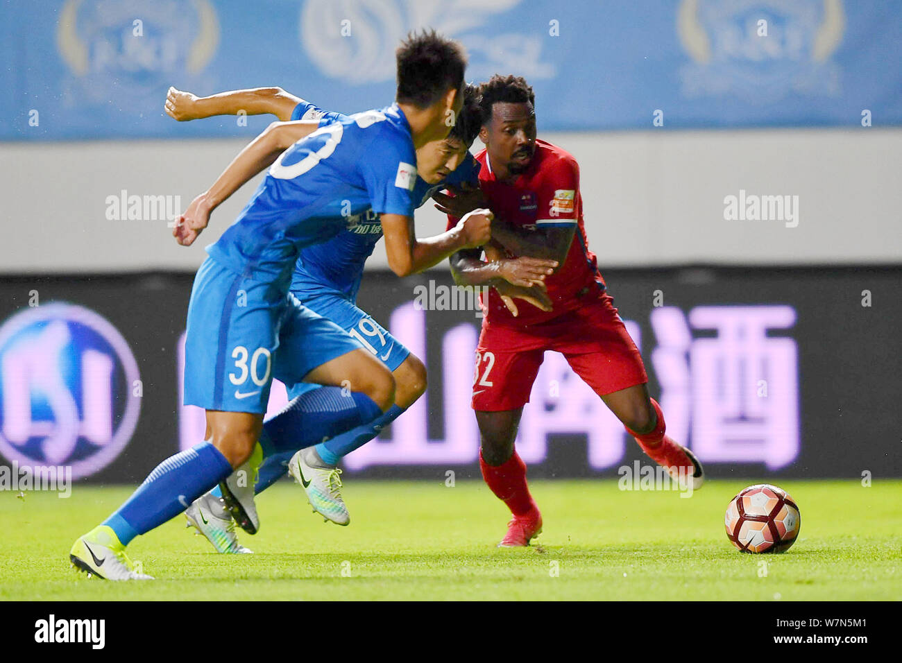 Brazilian football player Fernandinho, right, of Chongqing Dangdai ...