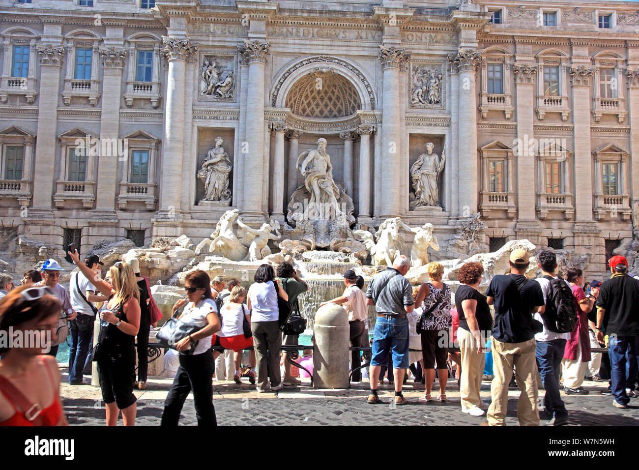 People at the trevi fountain rome hi-res stock photography and images ...