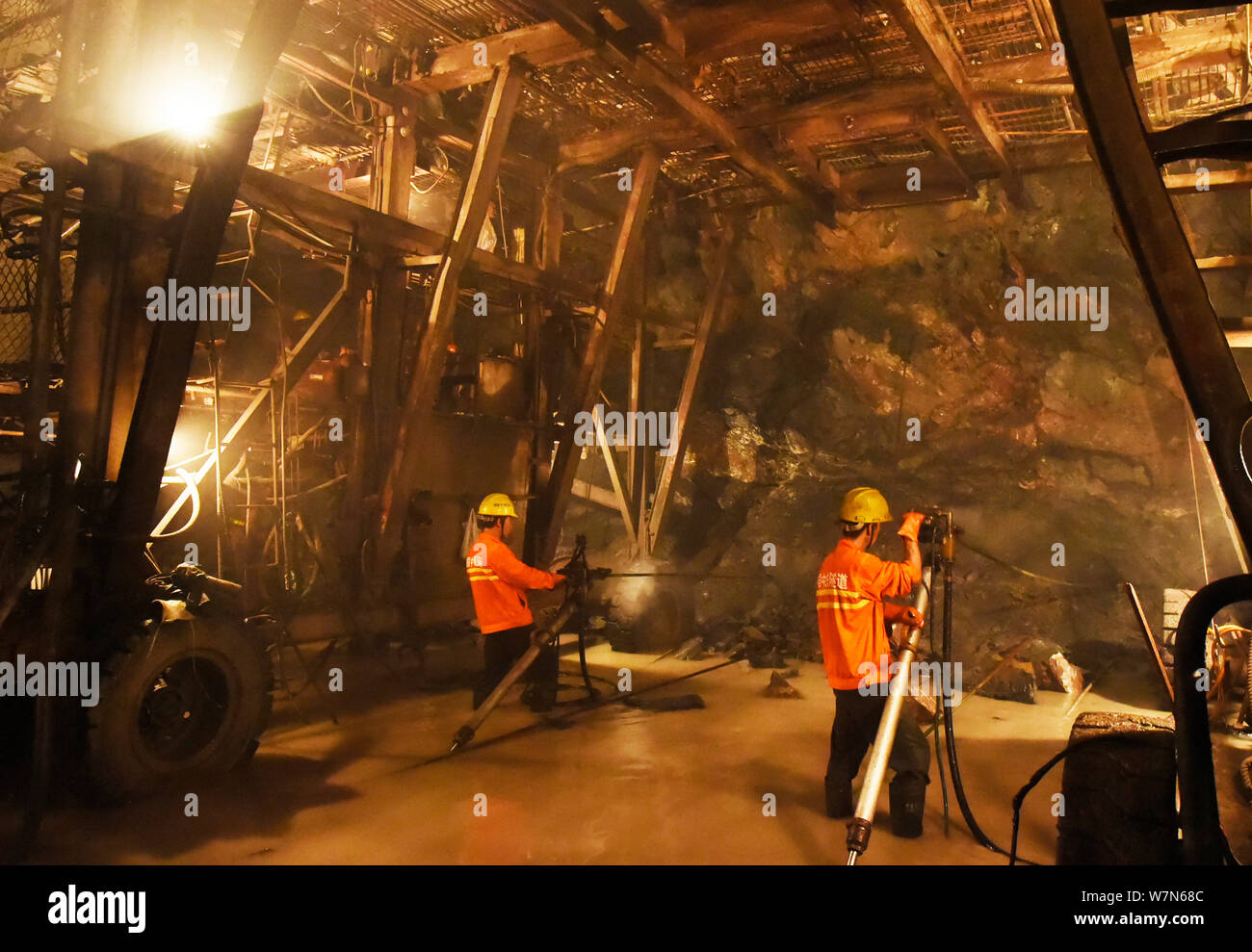 Chinese workers break construction hi-res stock photography and images ...
