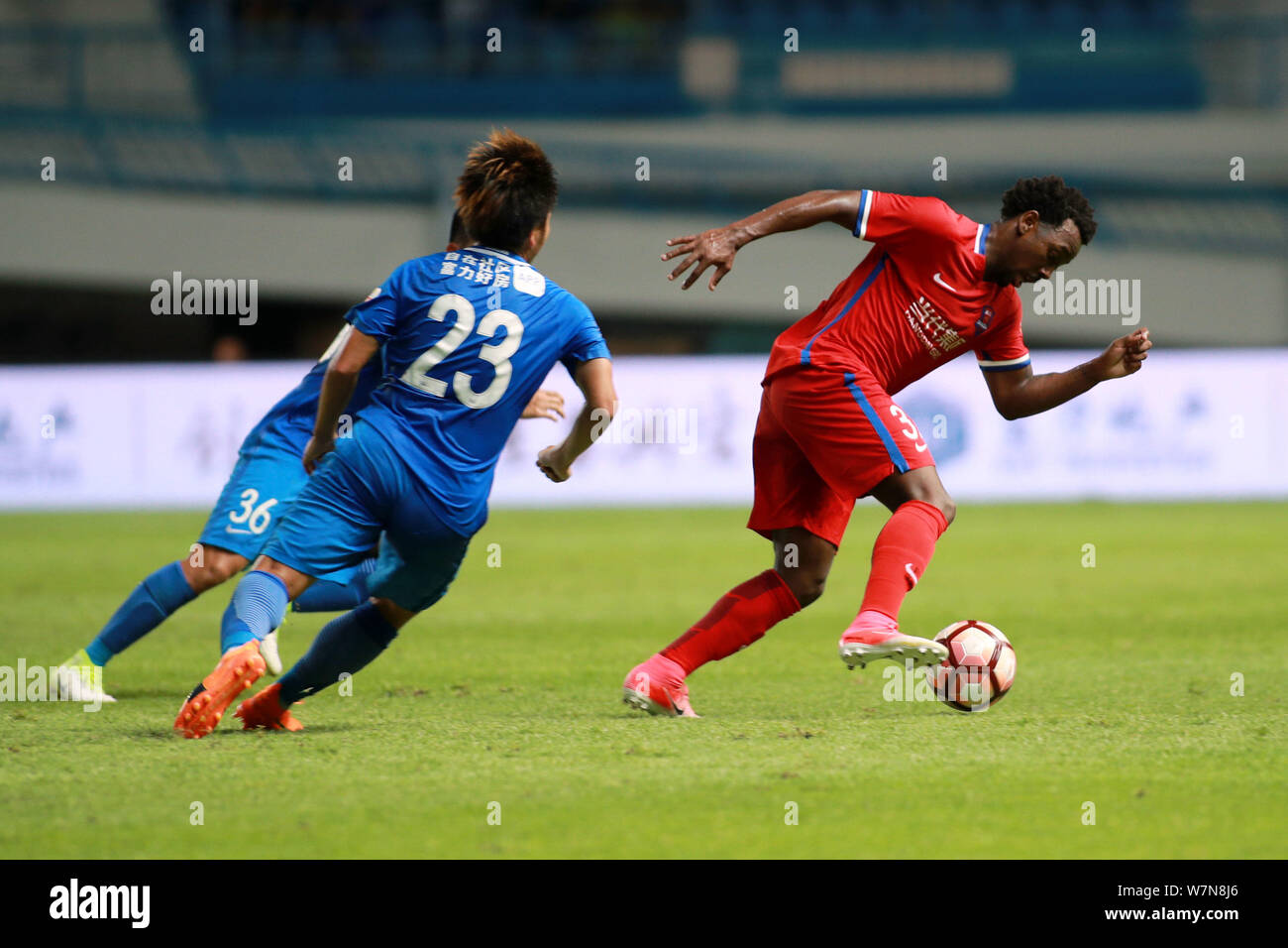 Brazilian football player Fernandinho, right, of Chongqing Dangdai ...