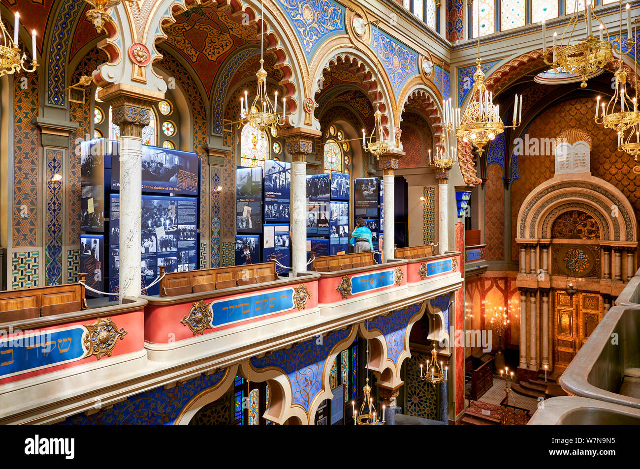 Synagogue interior shrine hi-res stock photography and images - Alamy