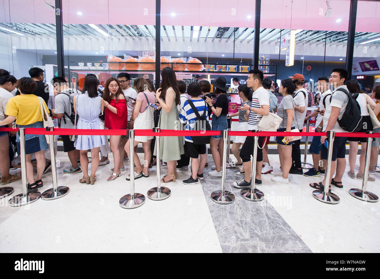 Cashier queue hi-res stock photography and images - Alamy