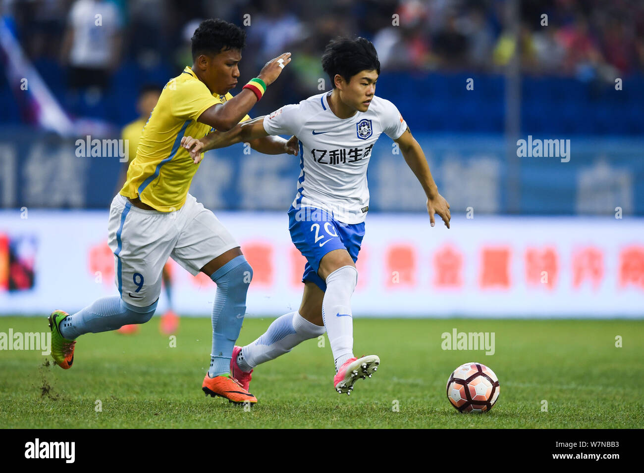 Colombian football player Roger Martinez, left, of Jiangsu Suning ...