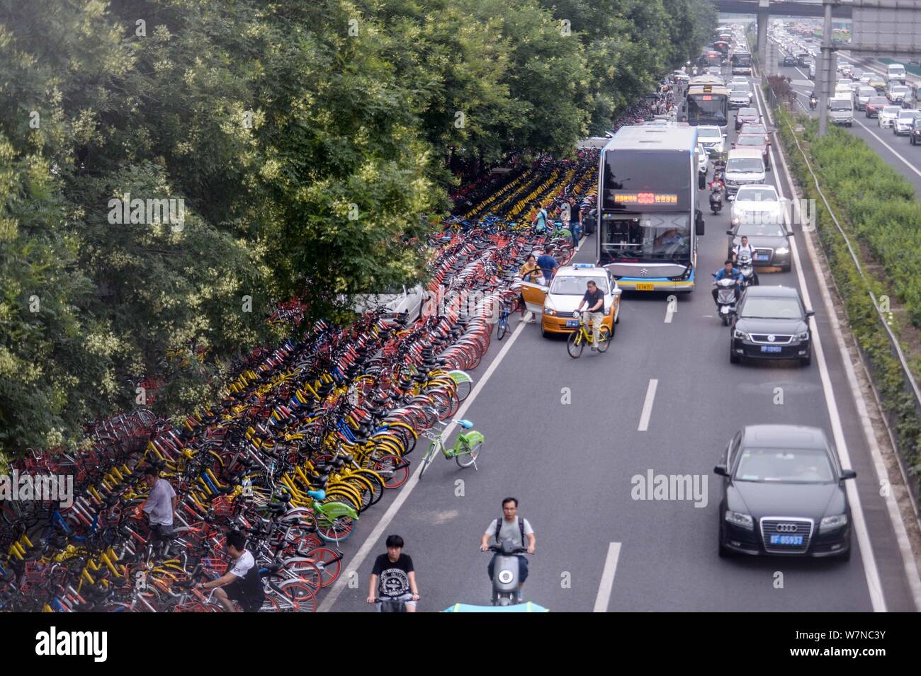Chinese cycling mobike hi-res stock photography and images - Alamy