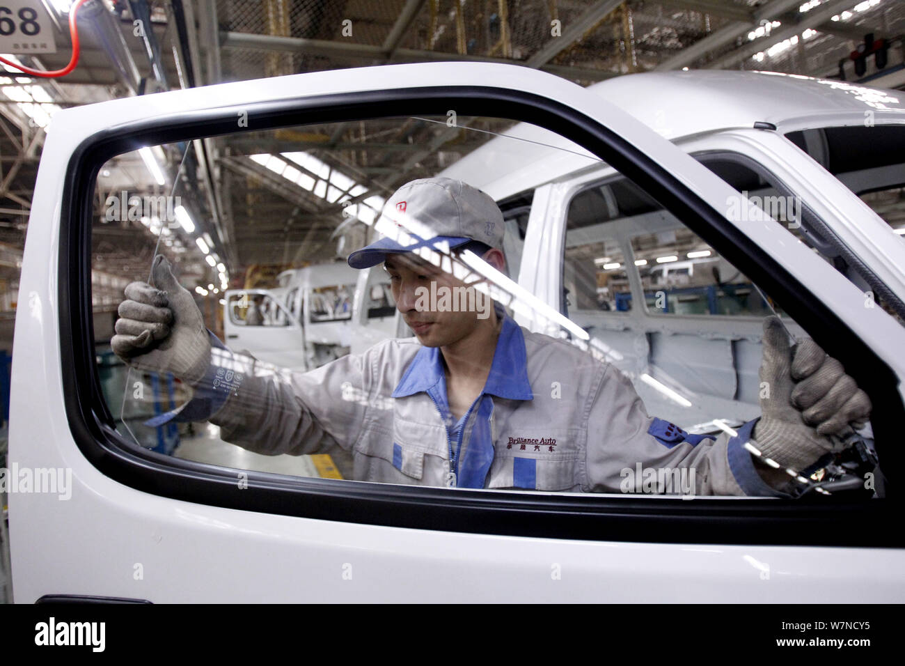 Renault automobile assembly line hi-res stock photography and images ...