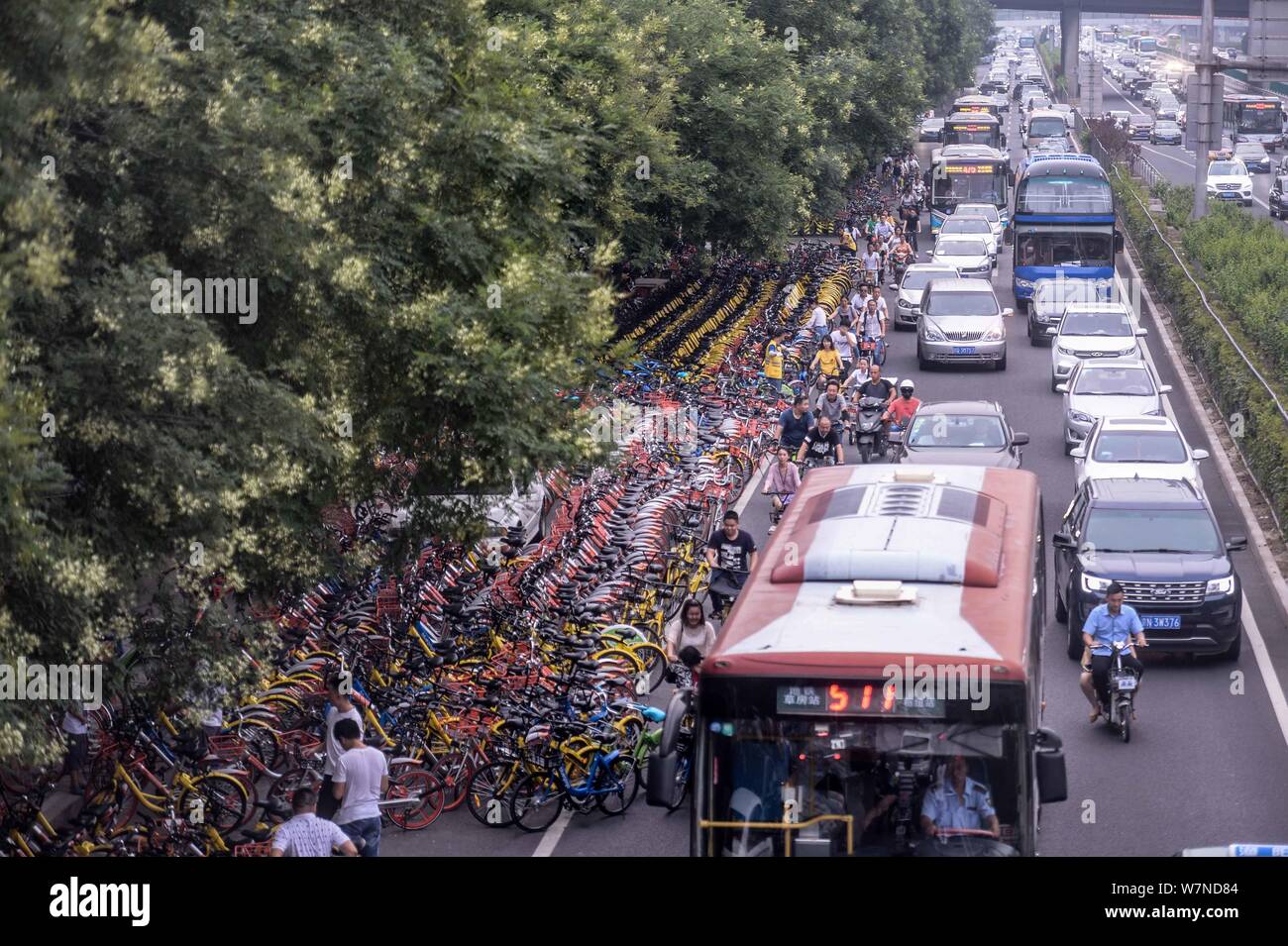 Chinese cycling mobike hi-res stock photography and images - Alamy