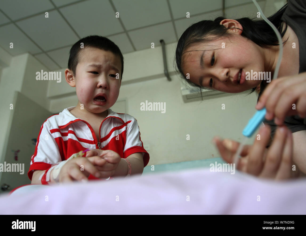 --FILE--5-year-old Chinese boy Yu Peixuan diagnosed with kidney disease bursts into tears as he ...