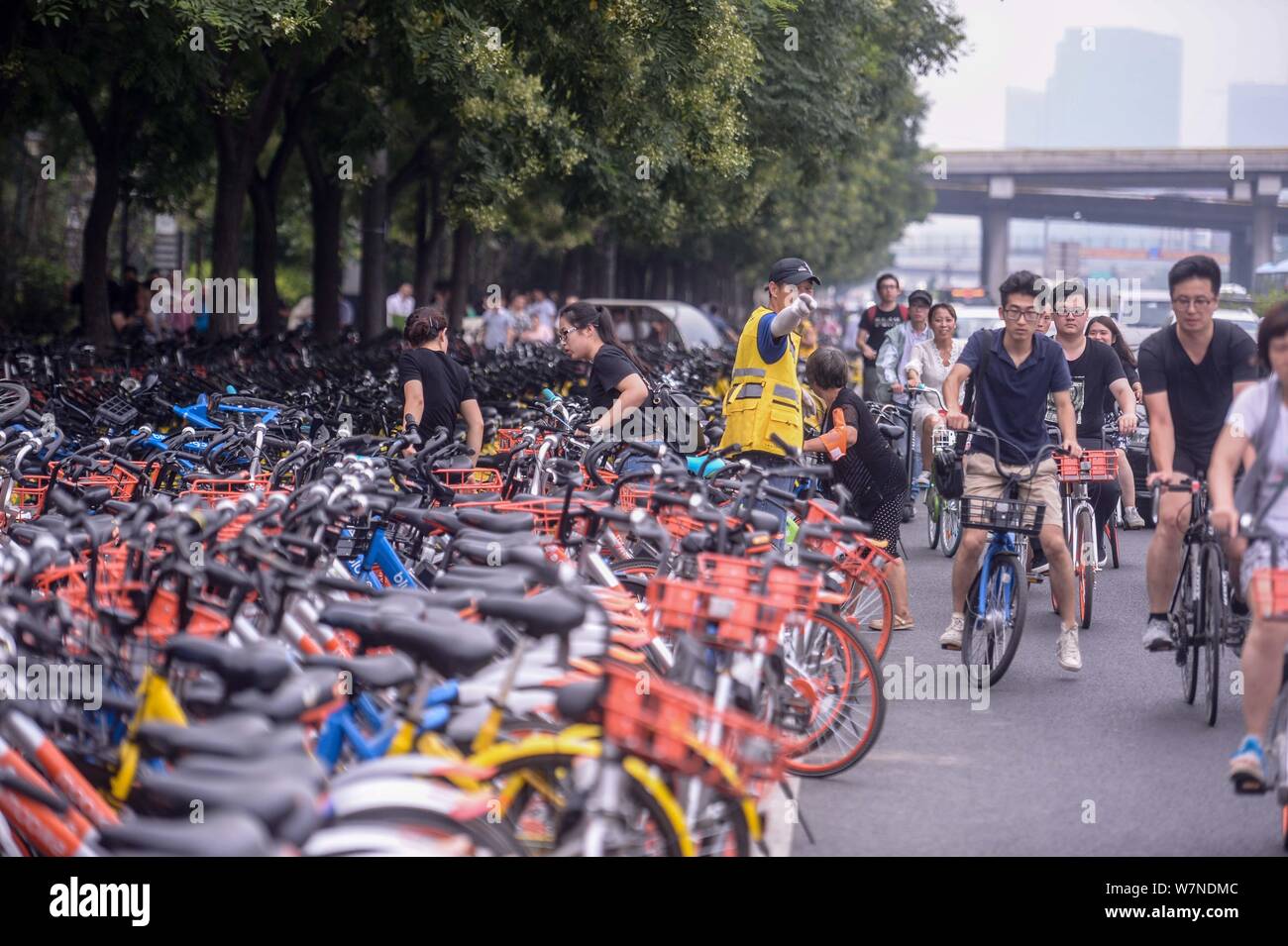 Chinese cycling mobike hi-res stock photography and images - Alamy