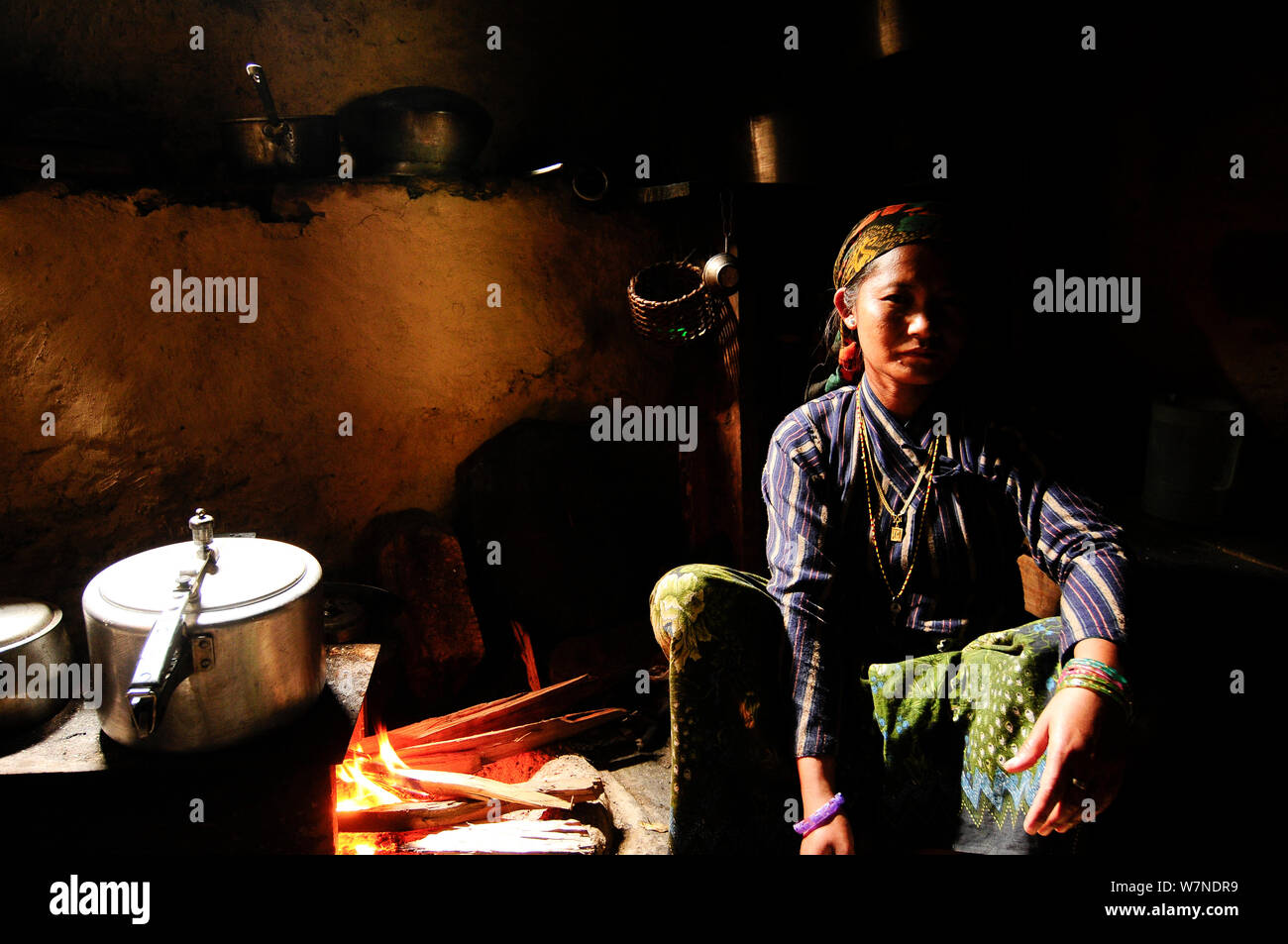 Woman cooking over fire hi-res stock photography and images - Alamy