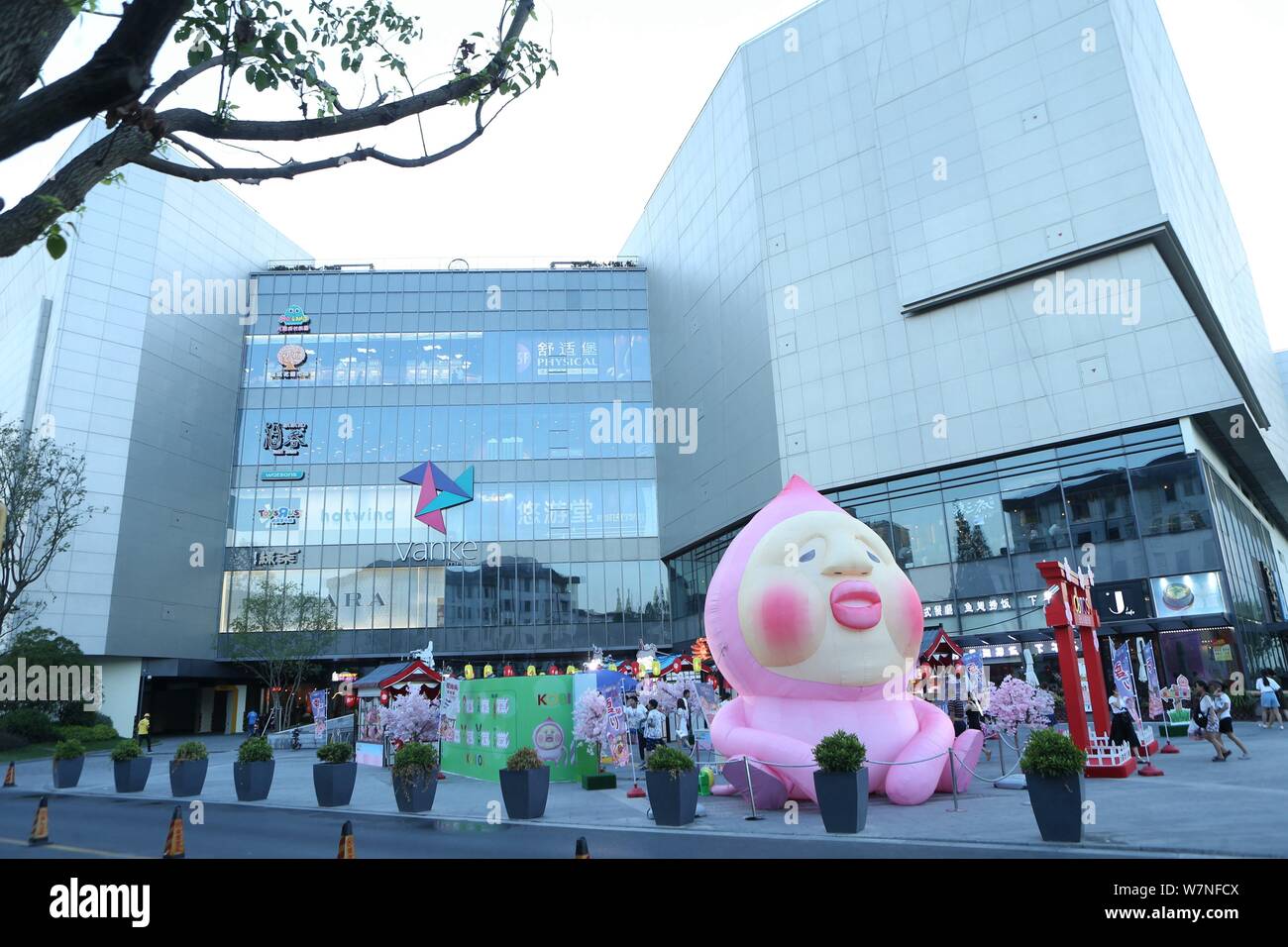A 6-meter-tall giant inflatable Kobitos, a popular Japanese cartoon ...