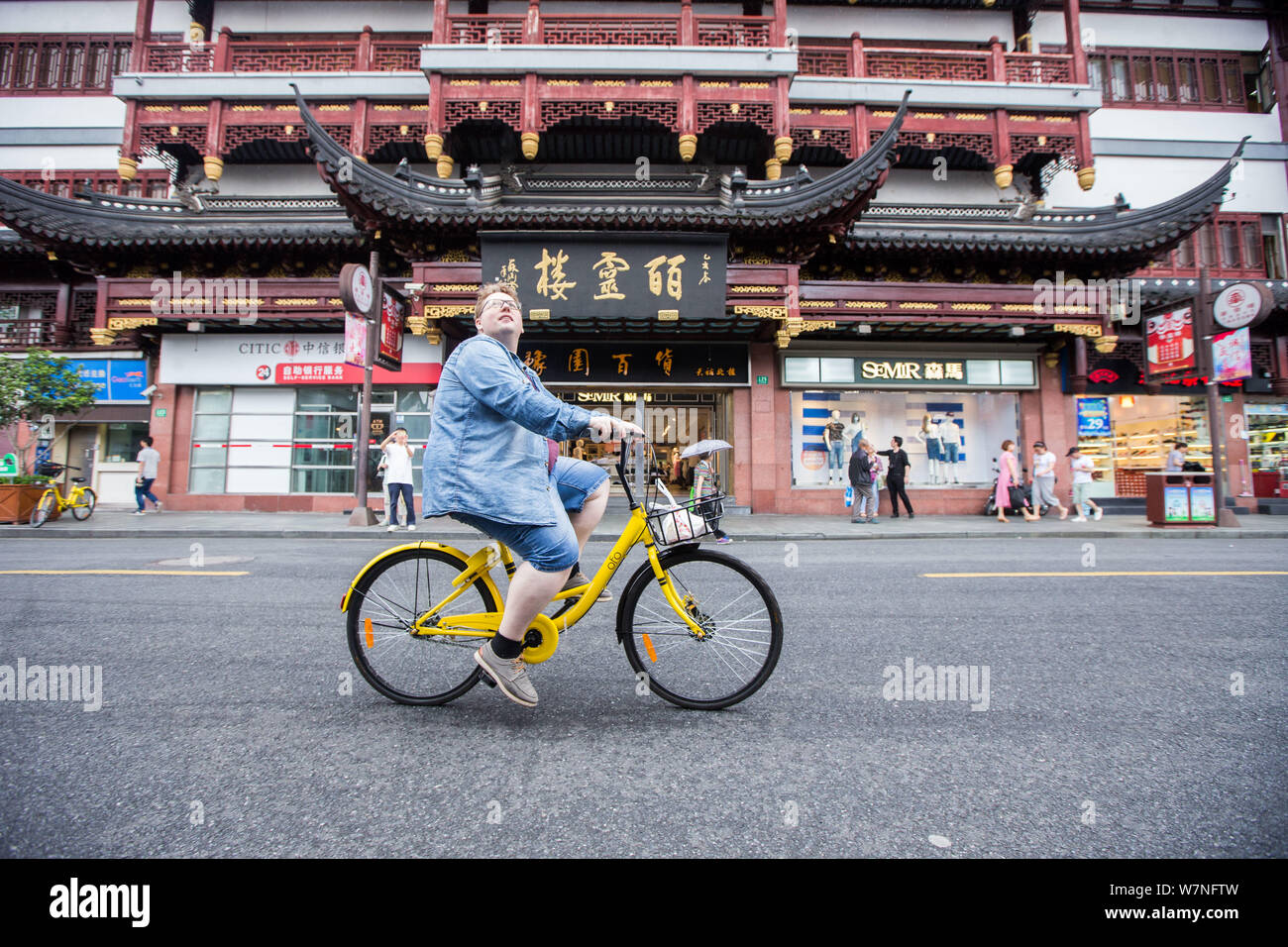 --FILE--28-year-old German-born Thomas Derksen, an online celebrity ...