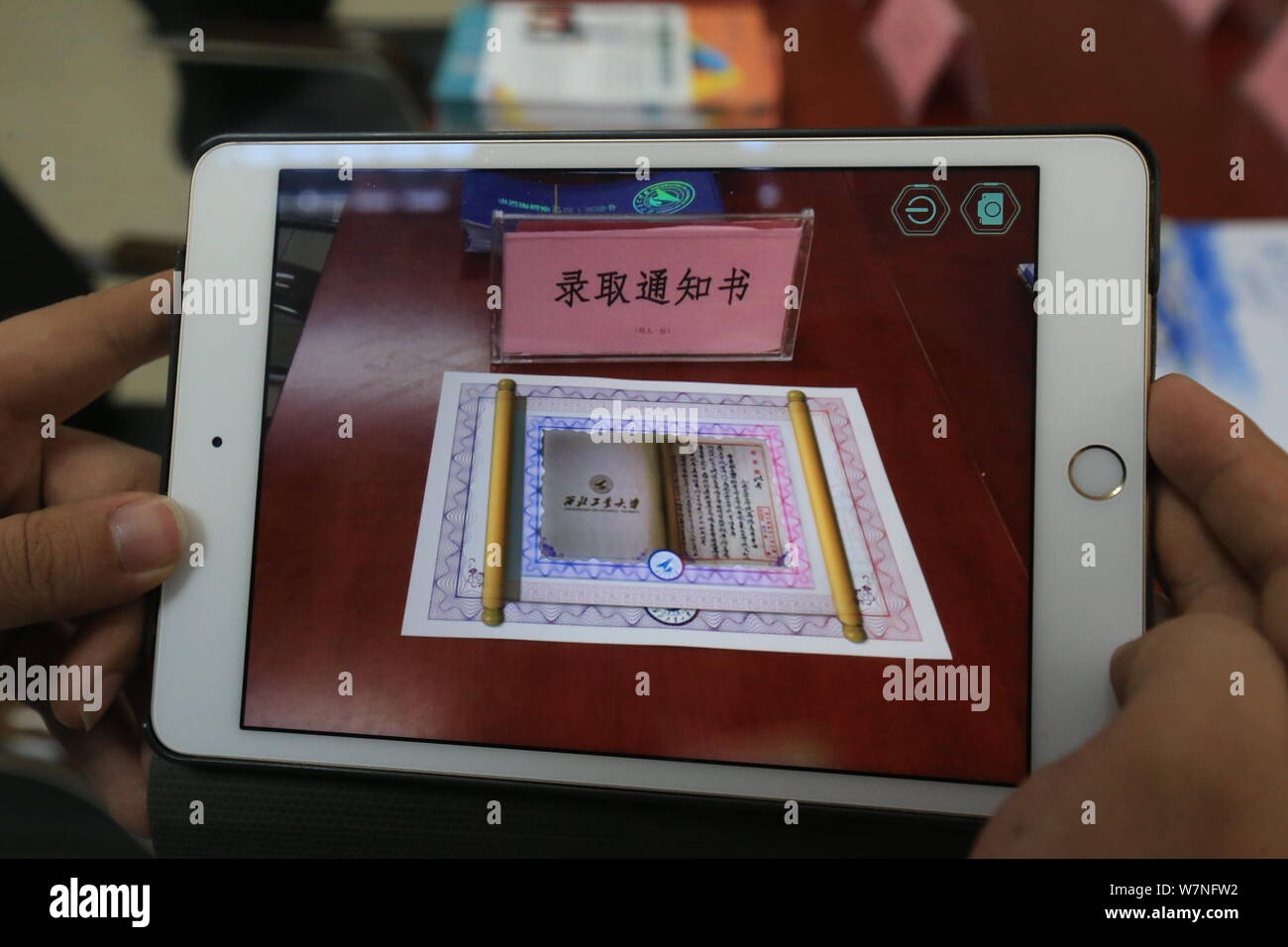 Teacher uses ipad hi-res stock photography and images - Alamy