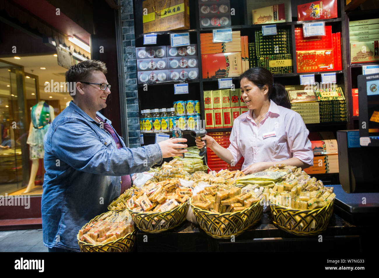 --FILE--28-year-old German-born Thomas Derksen, an online celebrity ...