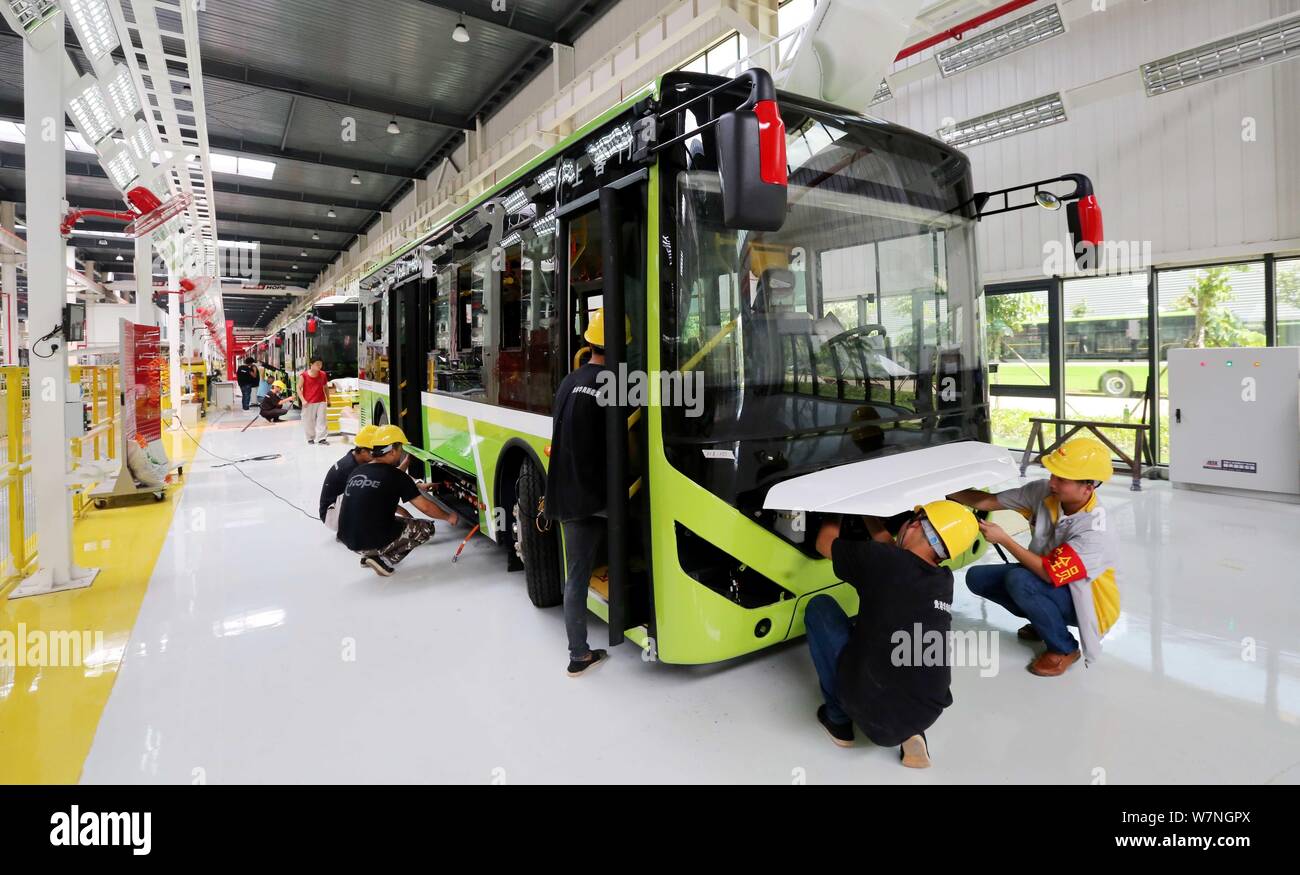 Autonomous buses hi-res stock photography and images - Alamy
