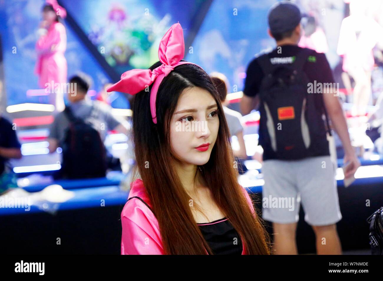 Showgirl girl hi-res stock photography and images - Alamy