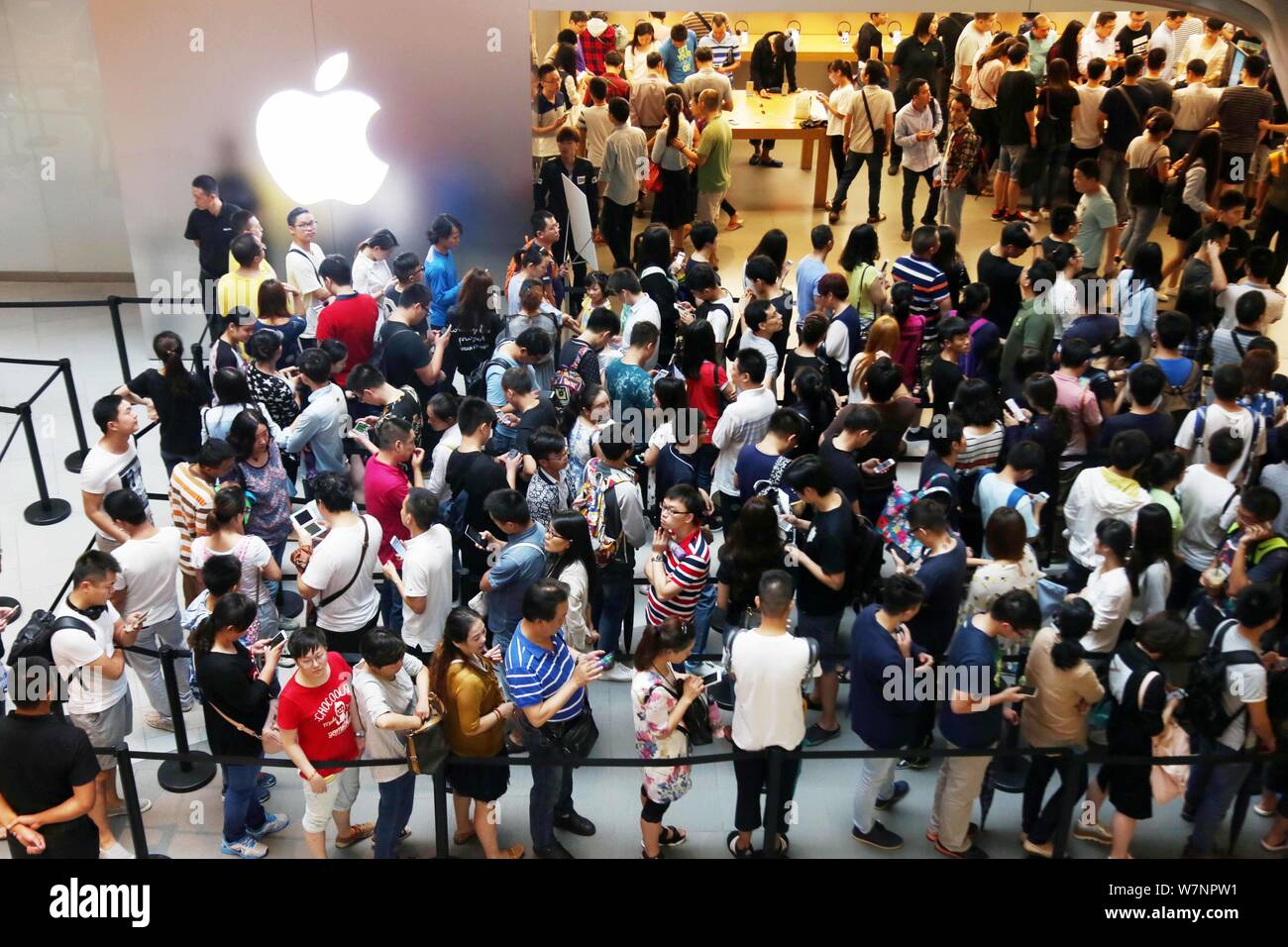 Giant apple hi-res stock photography and images - Alamy