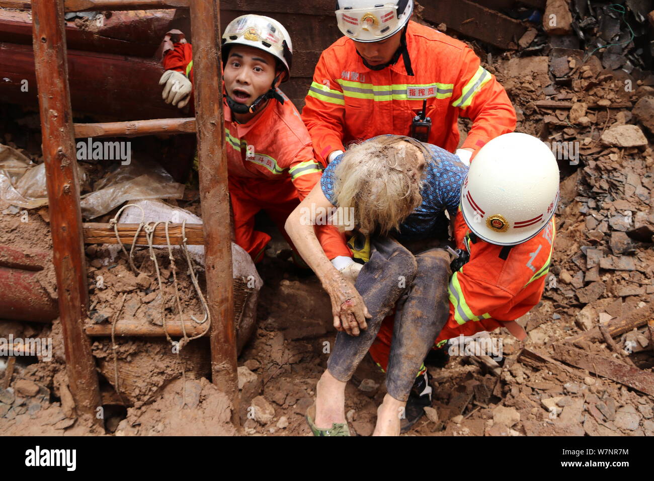 Chinese firefighters rescue The couple, both in their nineties, from ...