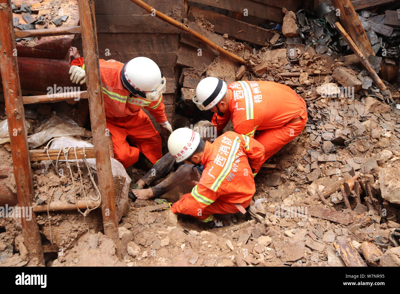 Chinese firefighters rescue The couple, both in their nineties, from ...
