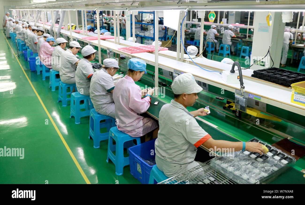 --FILE--Chinese workers produce electronic products on the assembly ...