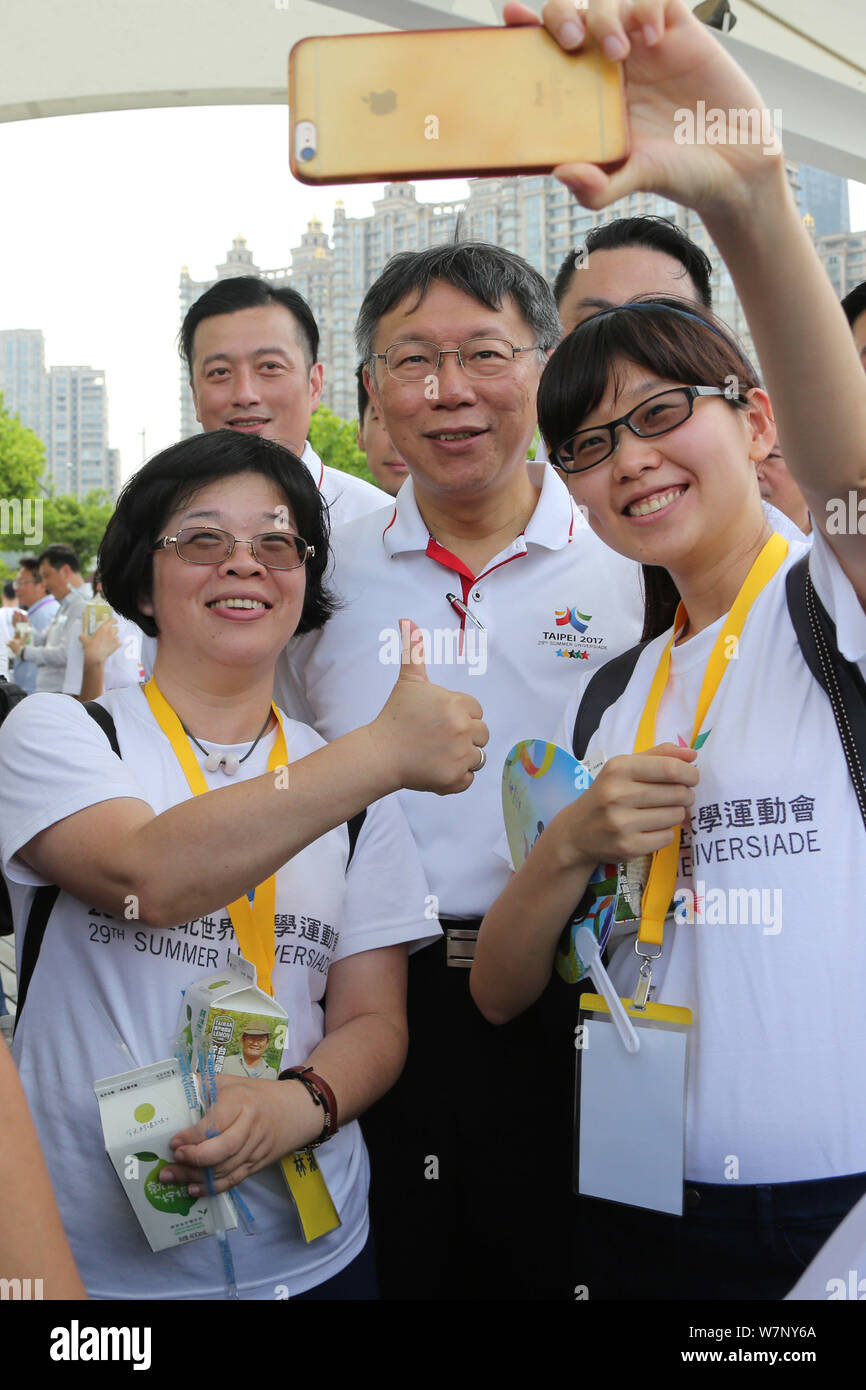Taipei Mayor Ko Wen-je takes photos with students and teachers from ...