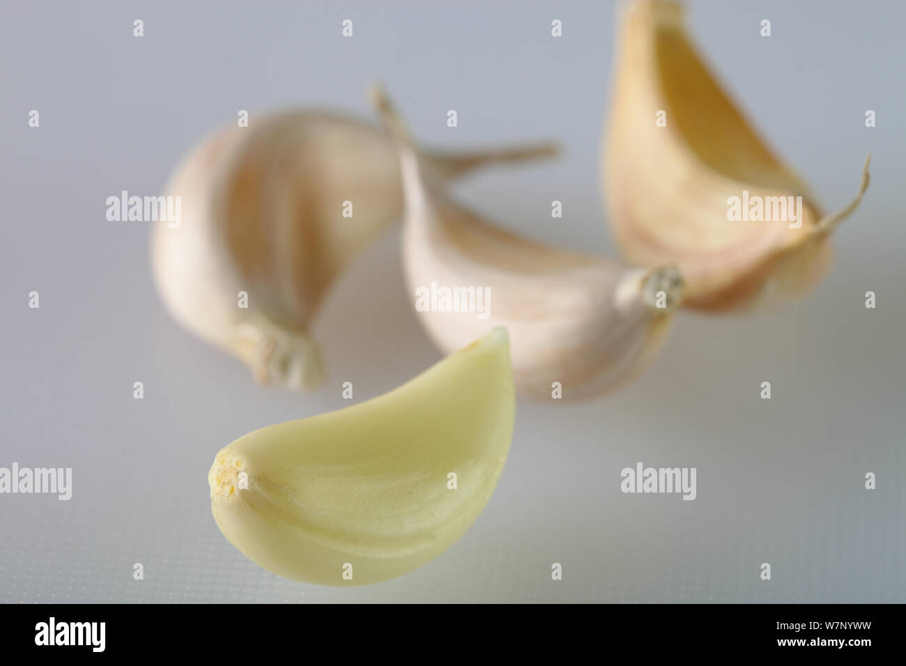 Four garlic cloves hi-res stock photography and images - Alamy
