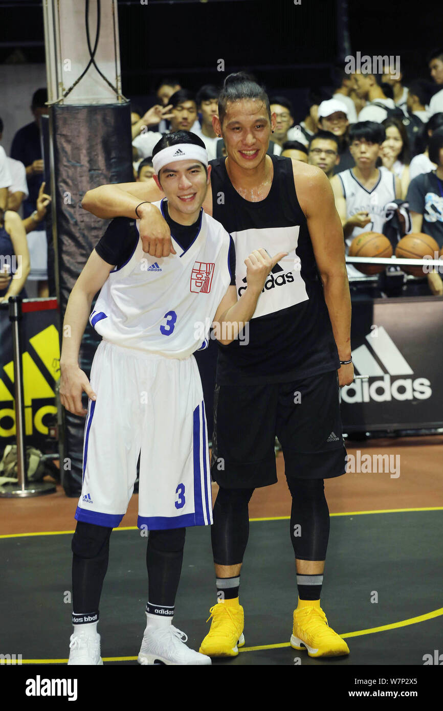 **TAIWAN OUT**NBA star Jeremy Lin of Brooklyn Nets, right, and ...