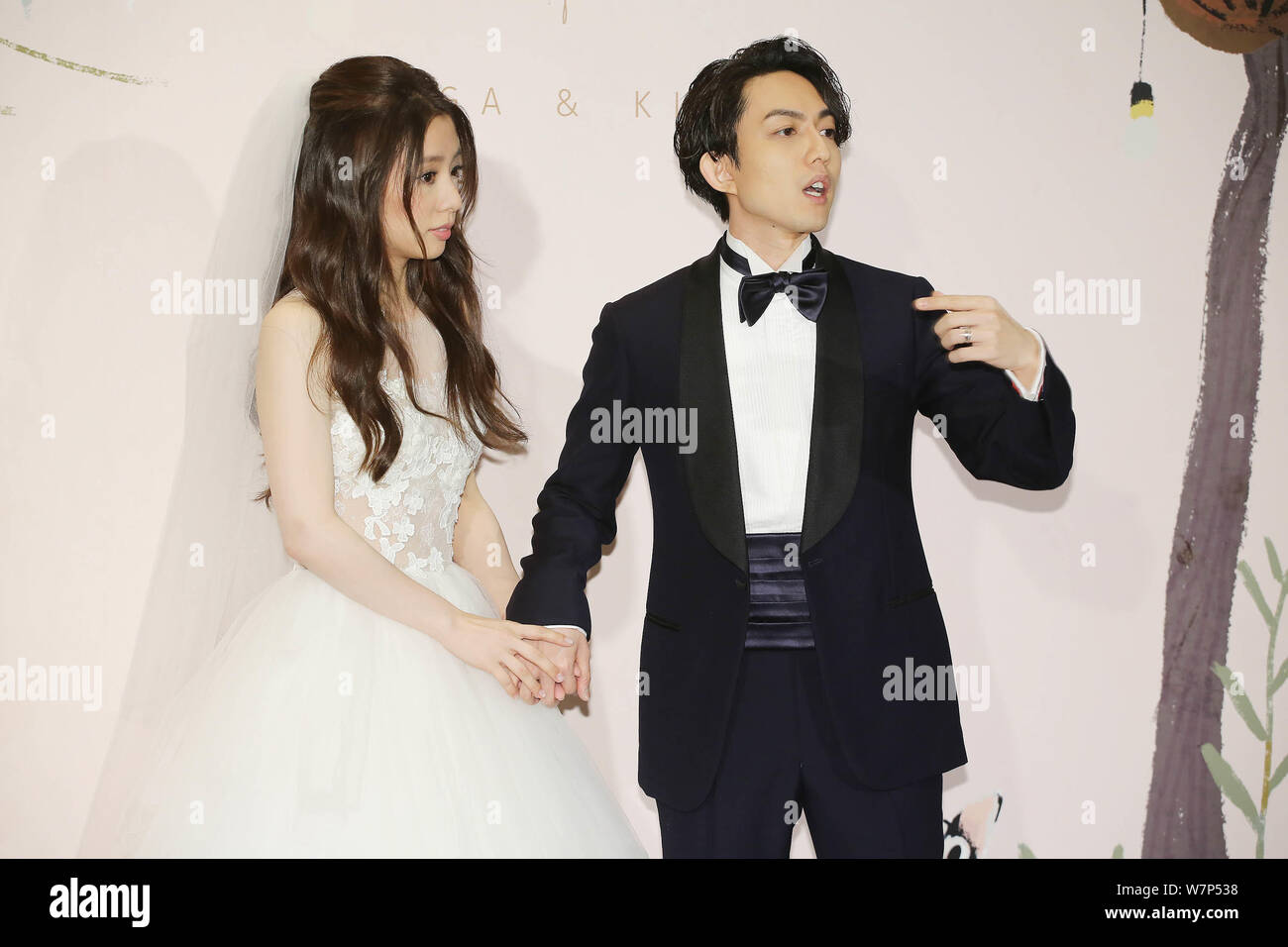 **TAIWAN OUT**Taiwanese singers Yoga Lin, right, and Kiki Ting attend ...