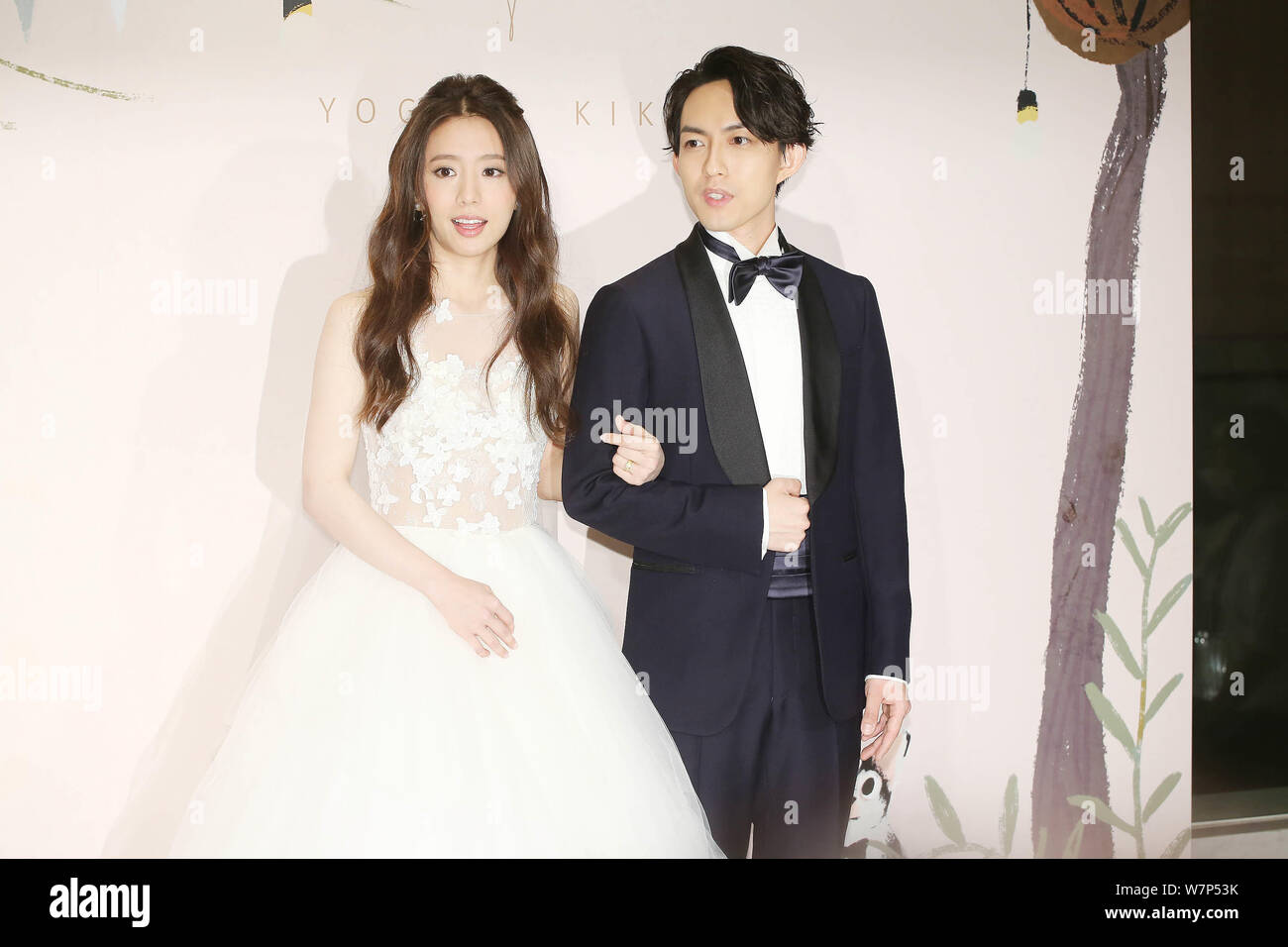 **TAIWAN OUT**Taiwanese singers Yoga Lin, right, and Kiki Ting attend ...