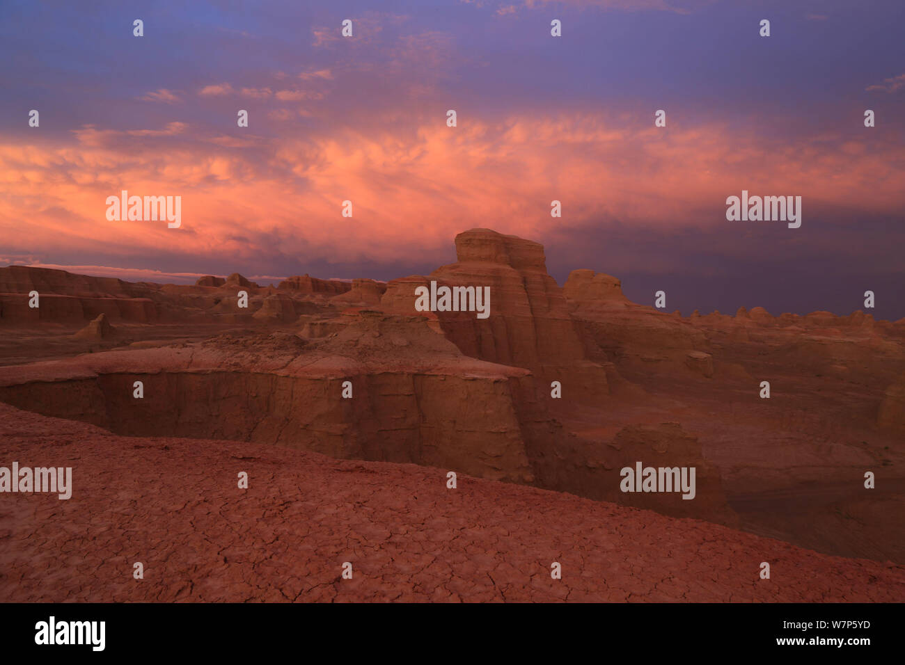 Scenery of the "ghost city" after rain in Urho District of Karamay City ...