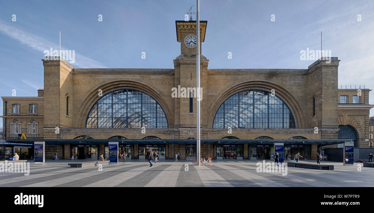 Kings Cross main line railway station, early morning, with a view of ...