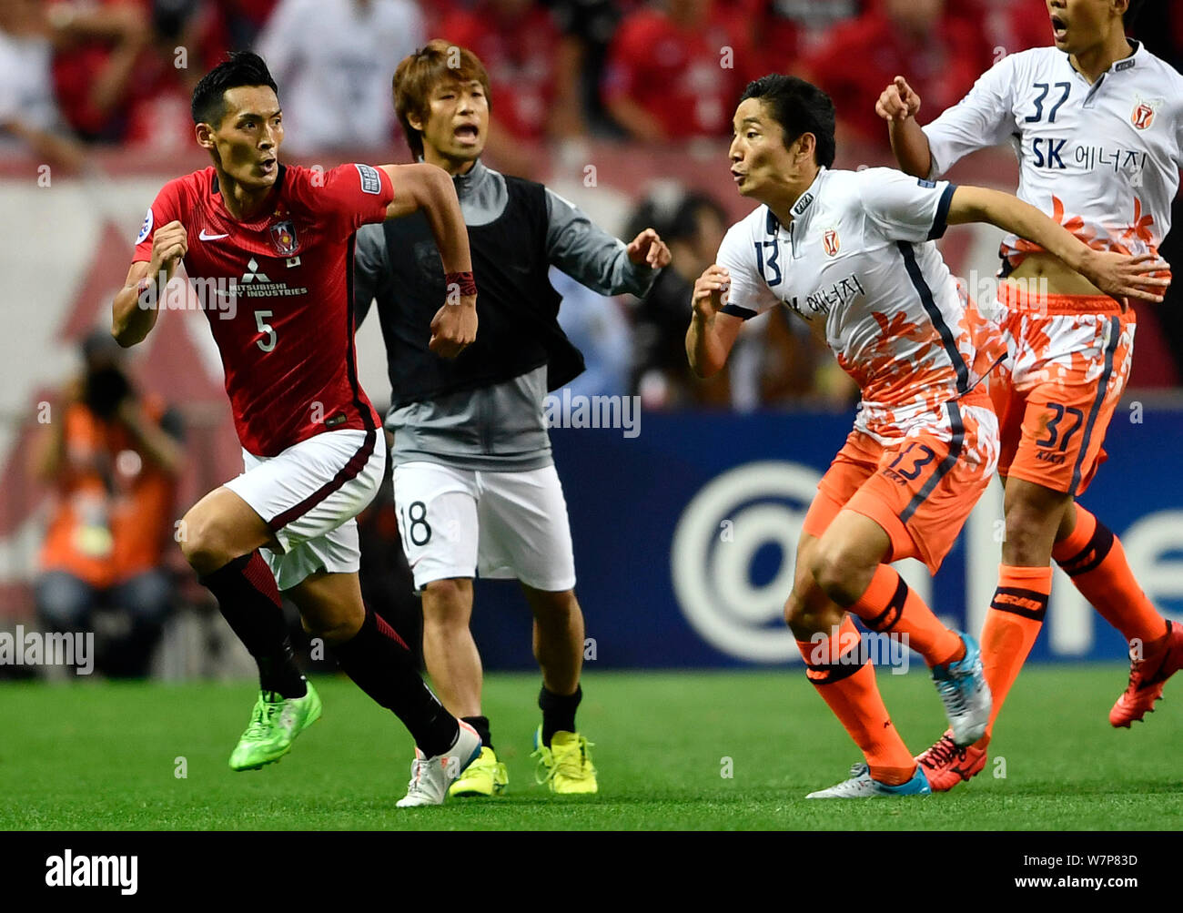 Tomoaki Makino of Japan's Urawa Red Diamonds, left, challenges Chung ...