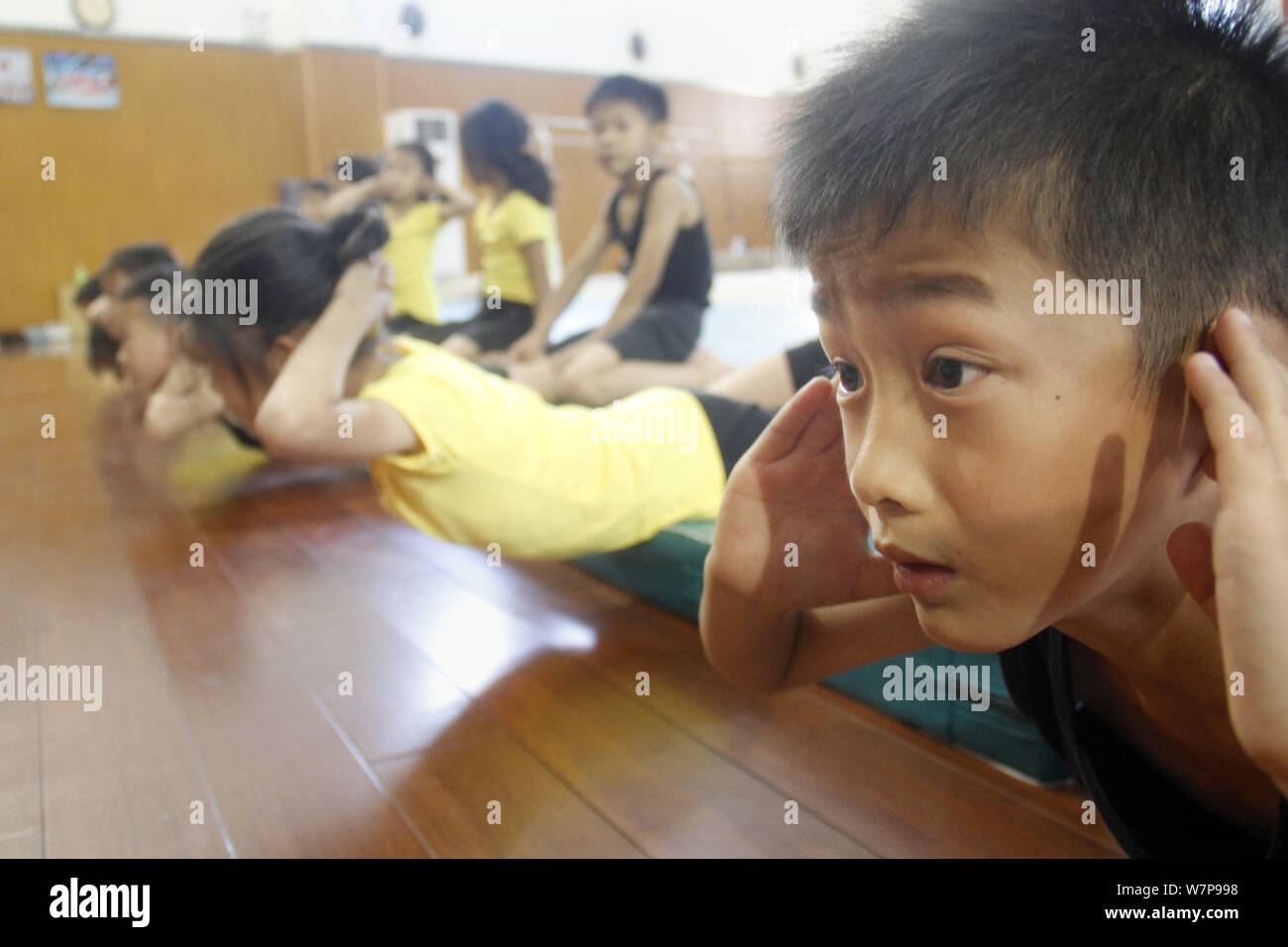 Children sit ups hi-res stock photography and images - Alamy