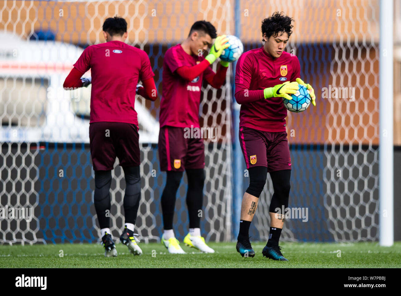 Players of Chinese national football team take part in a training ...