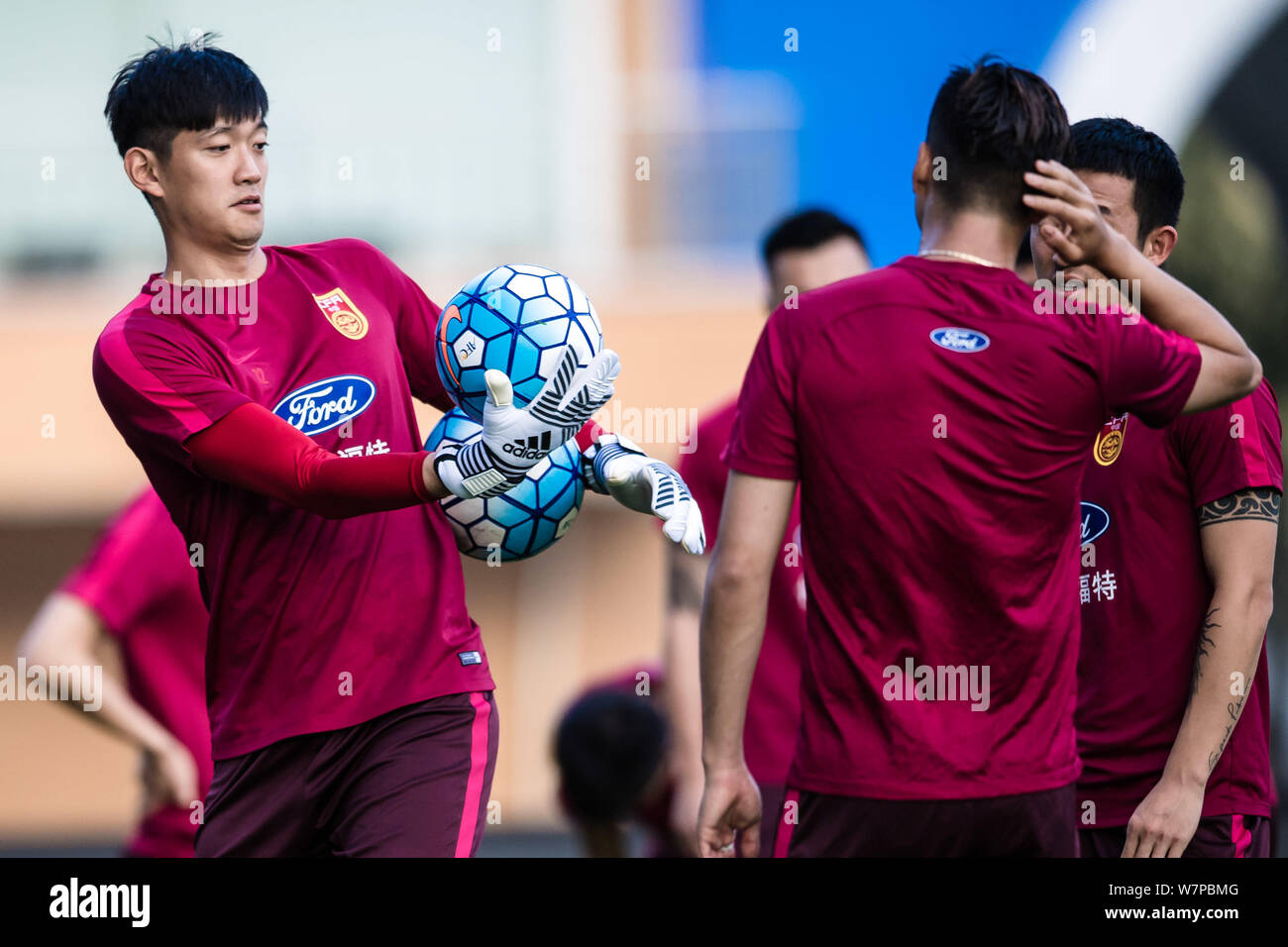 Players of Chinese national football team take part in a training ...