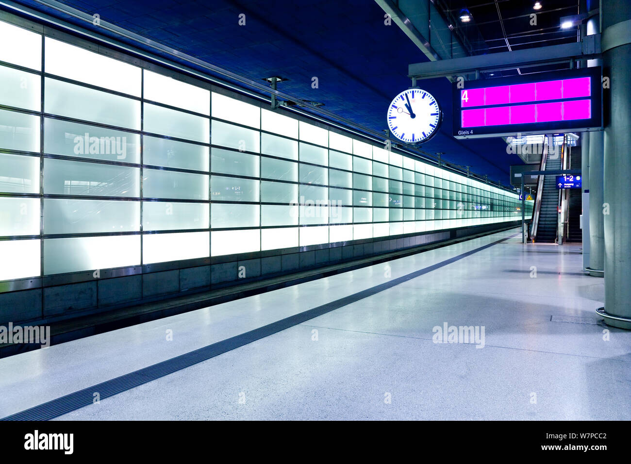 Modern platforms hi-res stock photography and images - Alamy