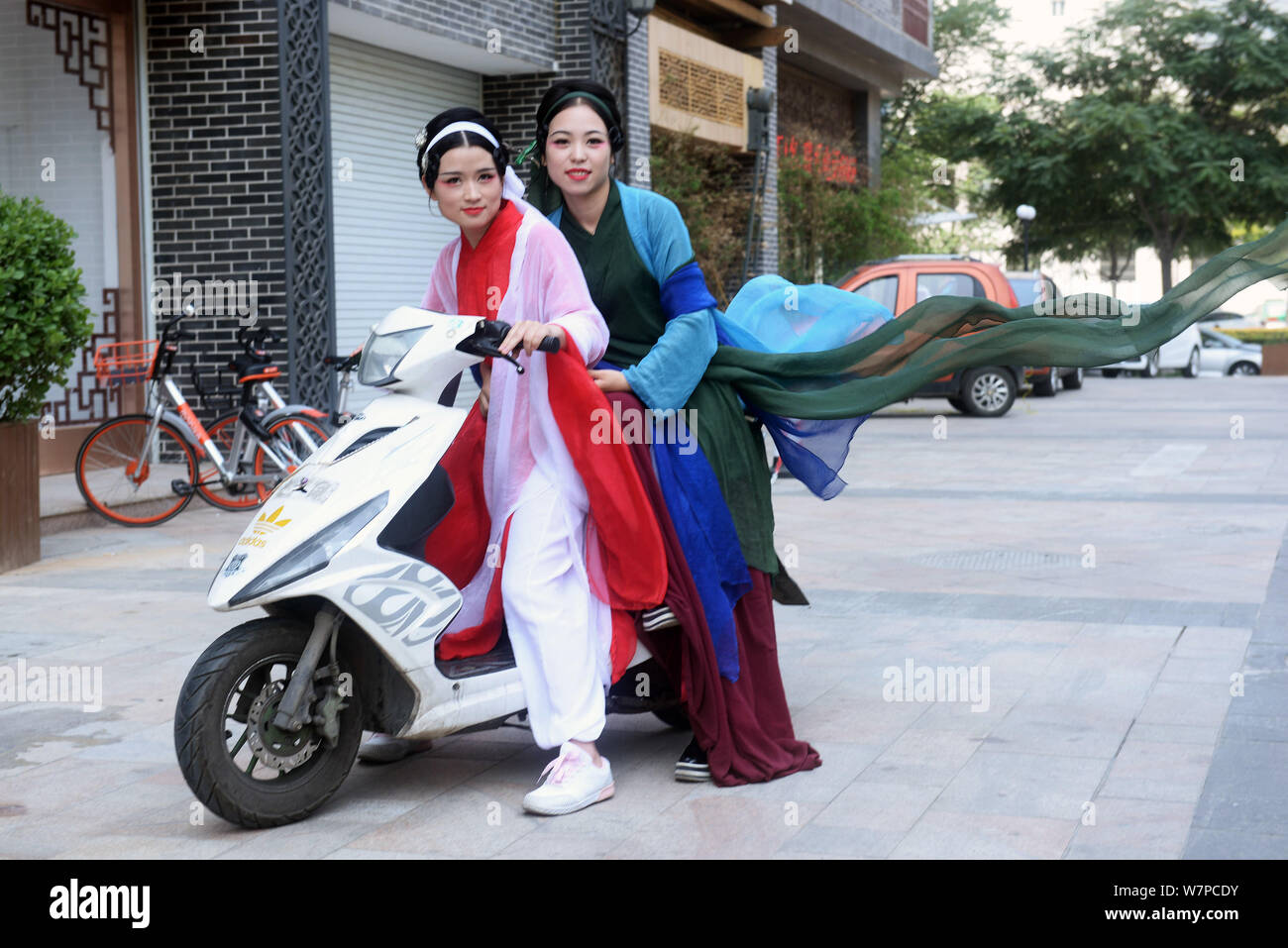 Traditional chines costume hi-res stock photography and images - Alamy