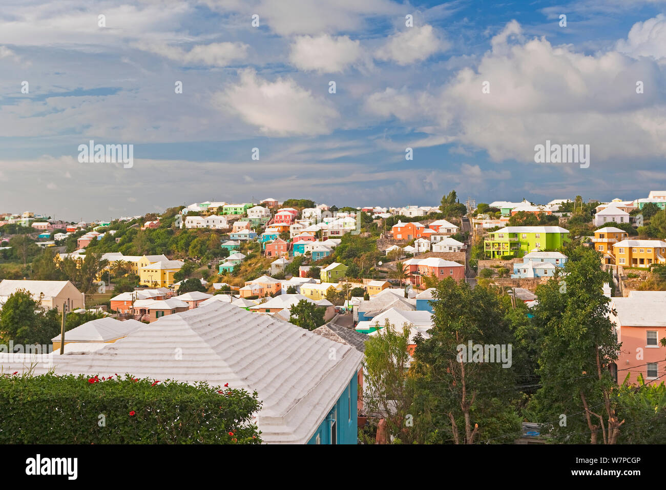 Traditional Bermuda houses with their white stone roofs and colourful ...