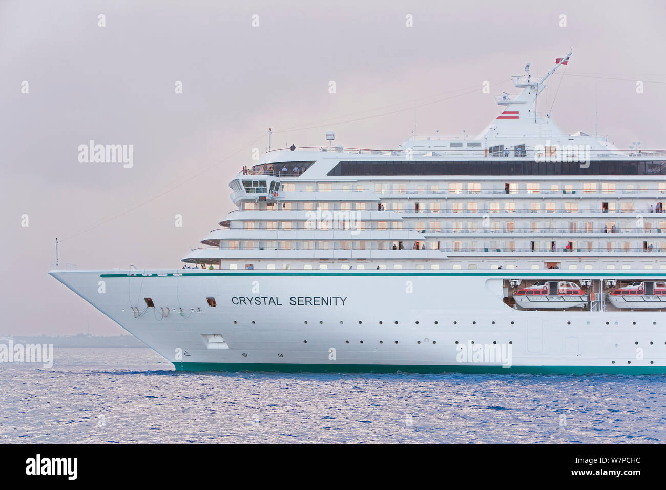 Large cruise liner ship arriving in Bermuda, 2007 Stock Photo - Alamy