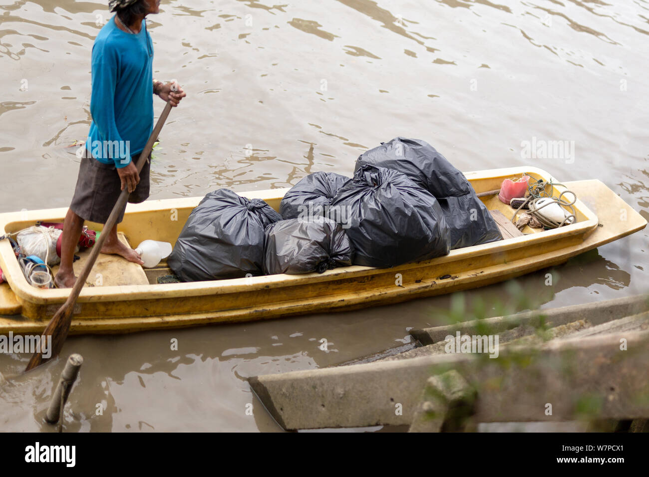 River trash collection boat hi-res stock photography and images - Alamy
